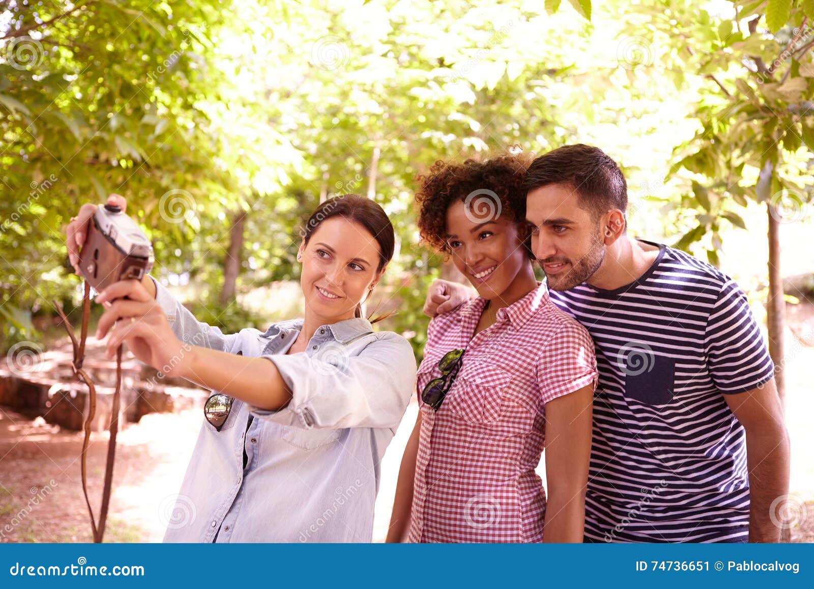 Threesome Joven Que Presenta Para Un Selfie Imagen De Archivo Imagen De Pelo Actividad 74736651