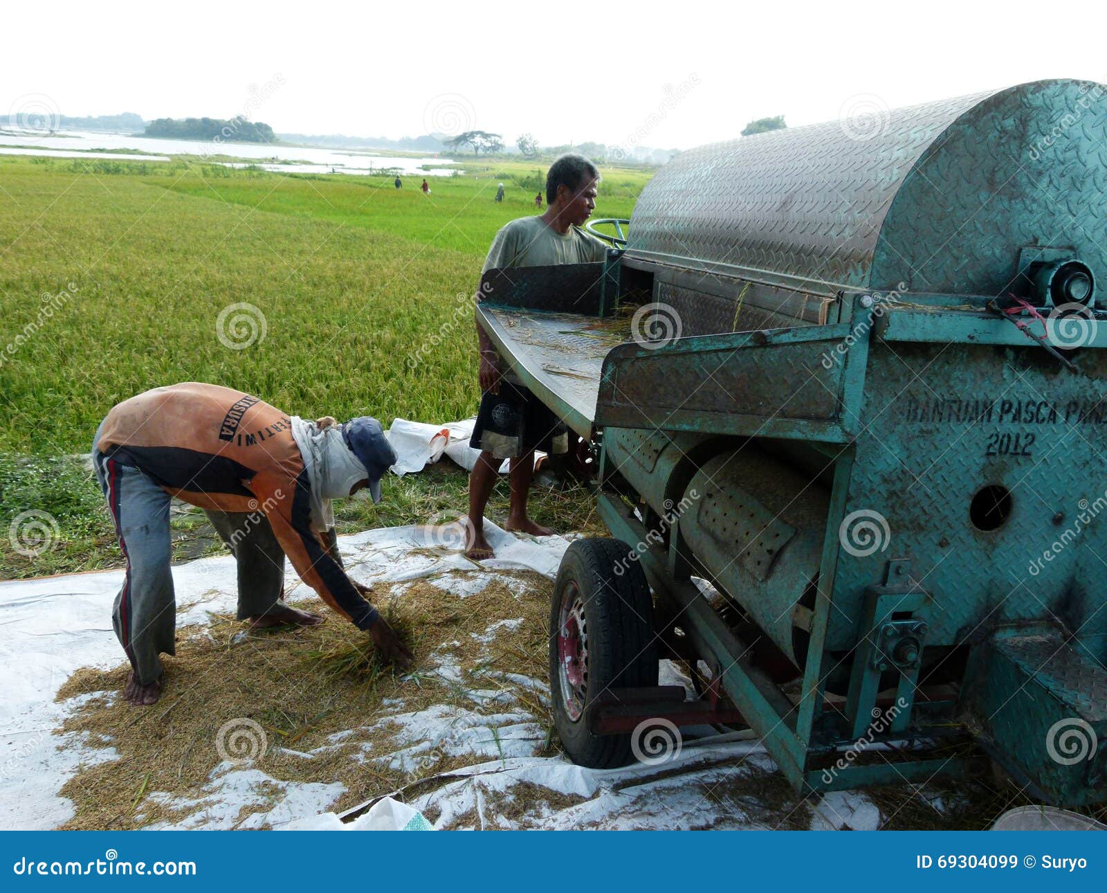 Threshing machine editorial stock image. Image of village - 69304099