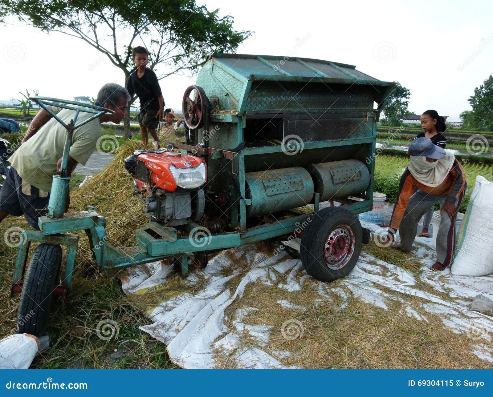 Threshing machine editorial image. Image of indonesia - 69304115