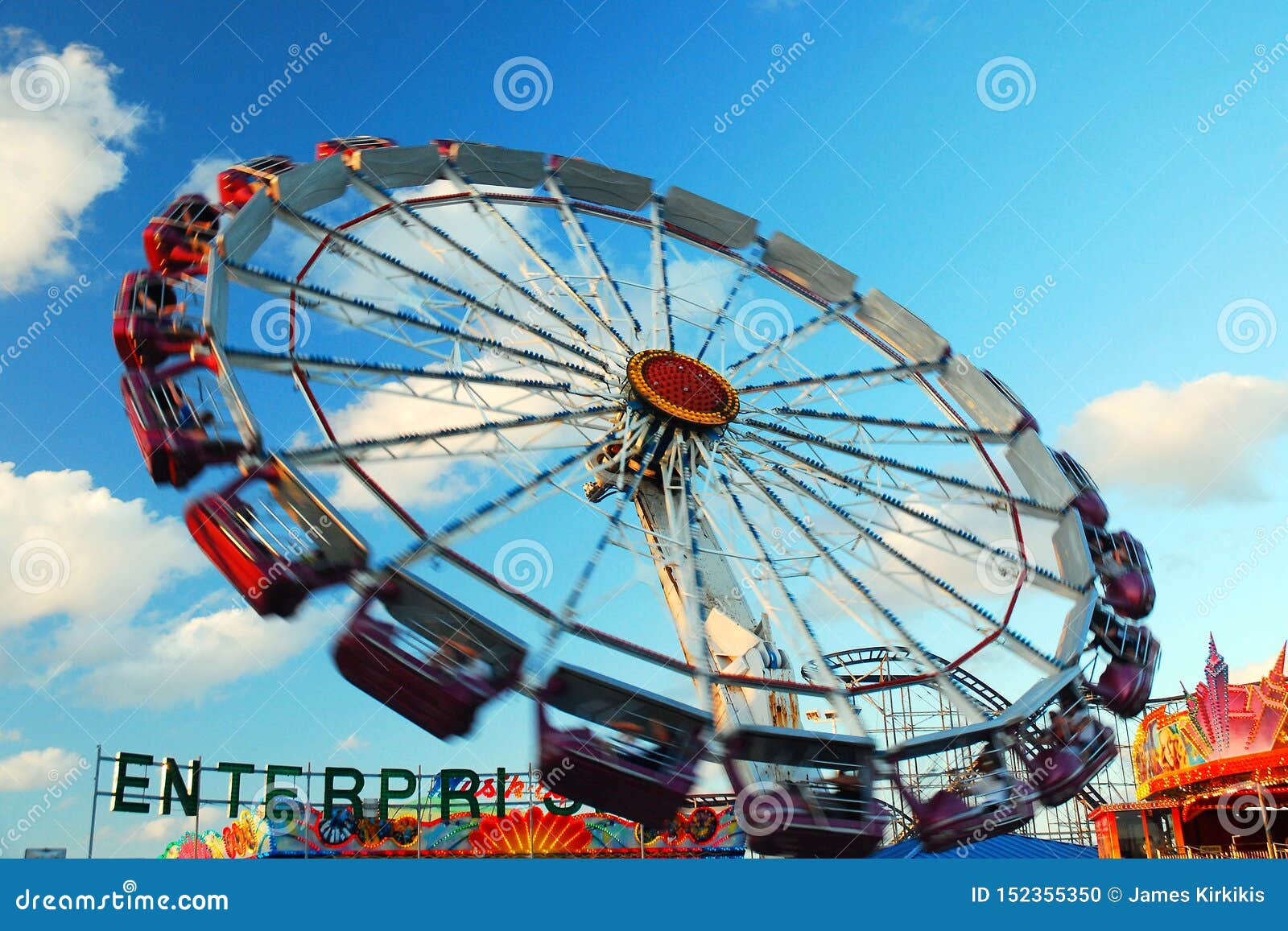 A Thrill Ride Spins Riders into the Air Editorial Image - Image of ...