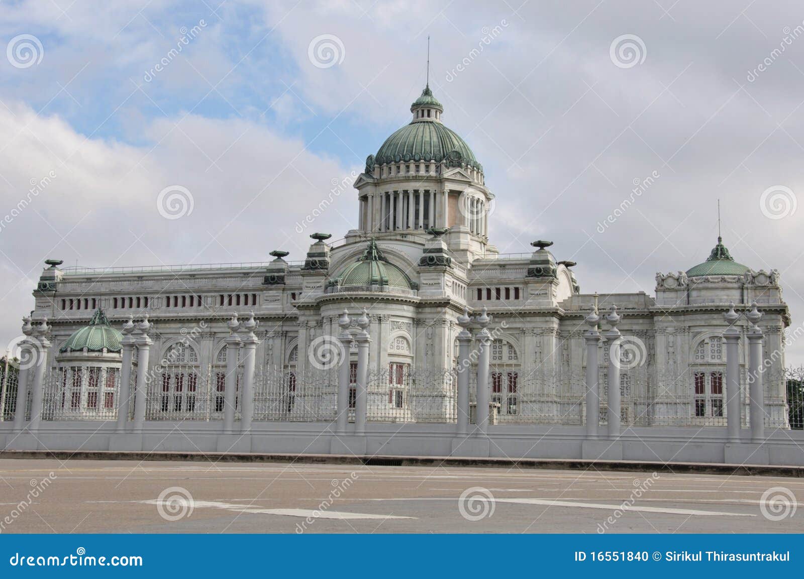 The Throne Hall in Bangkok stock photo. Image of government - 16551840