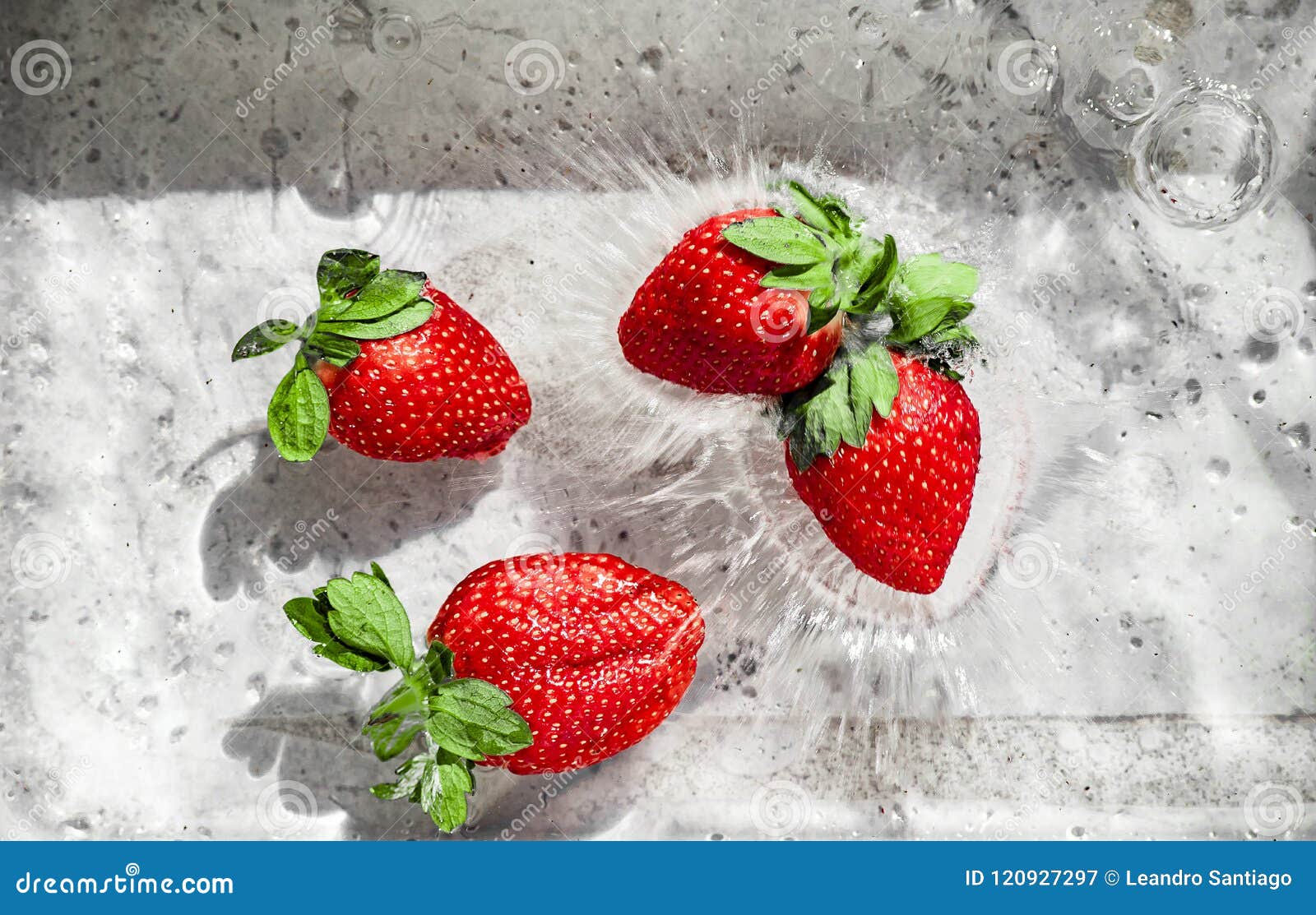 Throwing Strawberry Red into the Water Stock Image - Image of vermelhas ...
