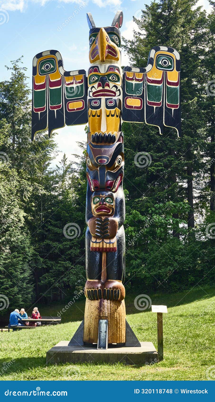 The Thunderbird Bear Totem Pole at the Campbell River Museum. Editorial ...
