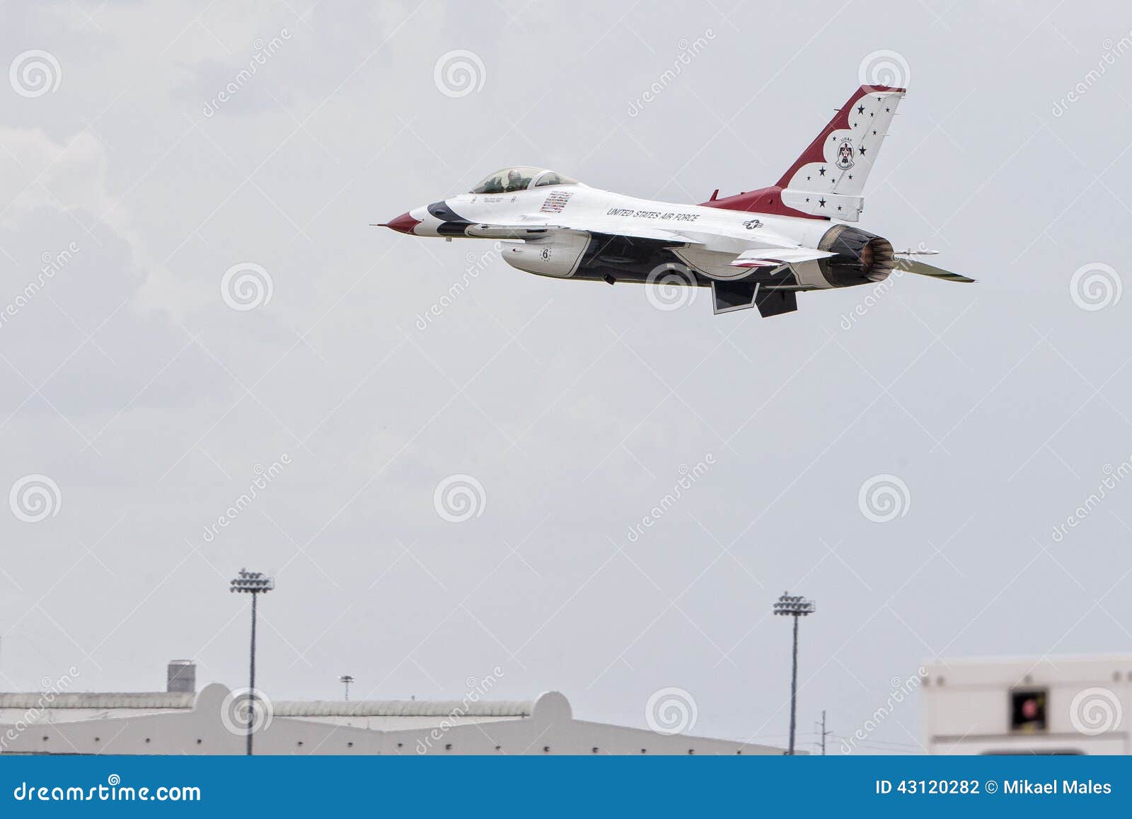 Thunderbird Jet Flying Low Altitude Maneuver Editorial Photography ...