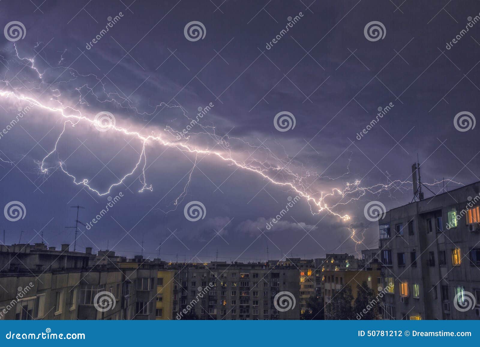 Thunderstrike photo stock. Image du toit, constructions - 50781212