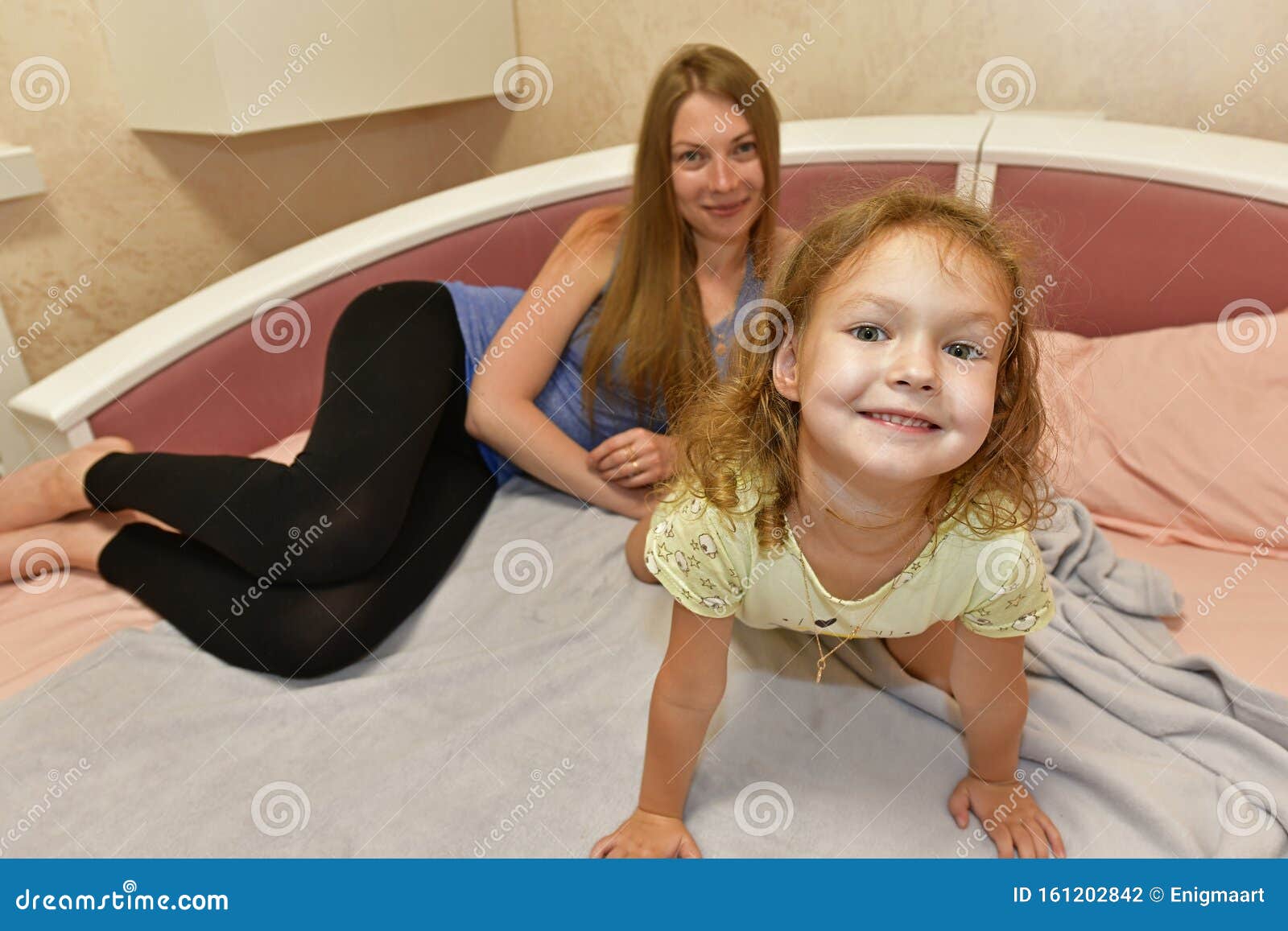 Tia Põe A Sobrinha Dormindo Na Cama Foto De Stock Imagem De Grama Fêmea 161202842