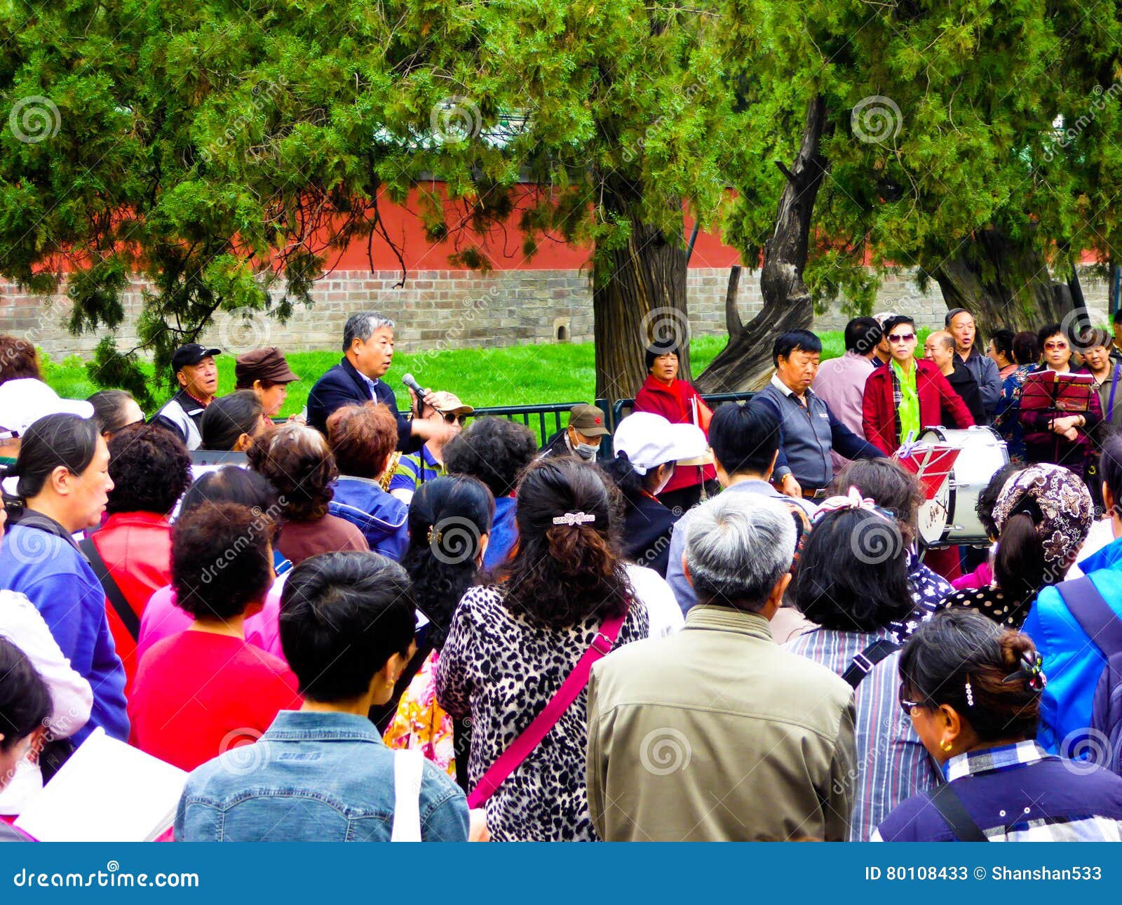 Tiantan park Performers editorial stock photo. Image of vendors - 80108433