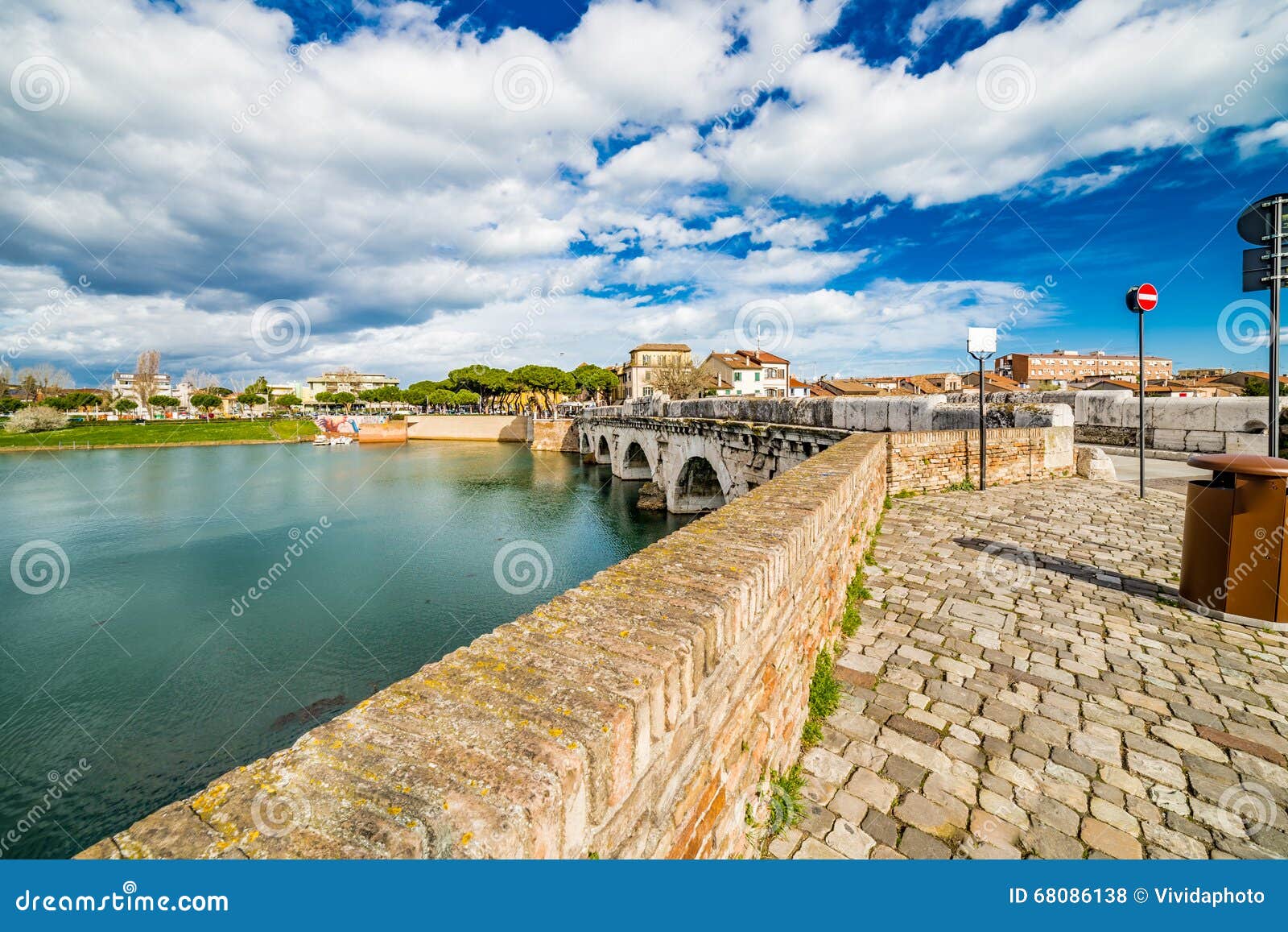 Tiberius Bridge in Rimini stock foto. Image of water - 68086138