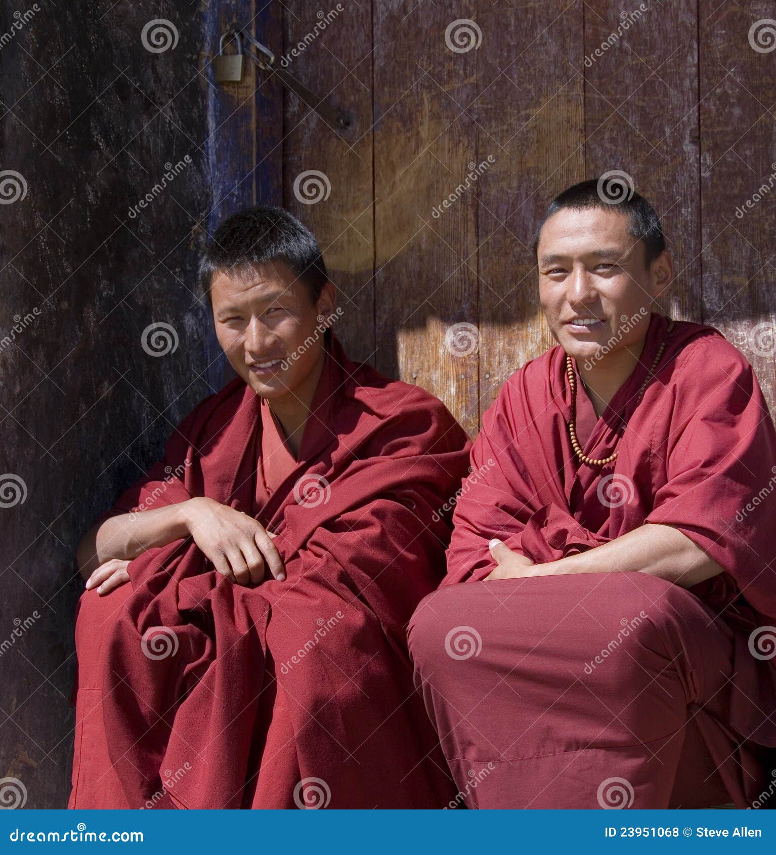 Tibet - monges budistas foto de stock editorial. Imagem de homens ...