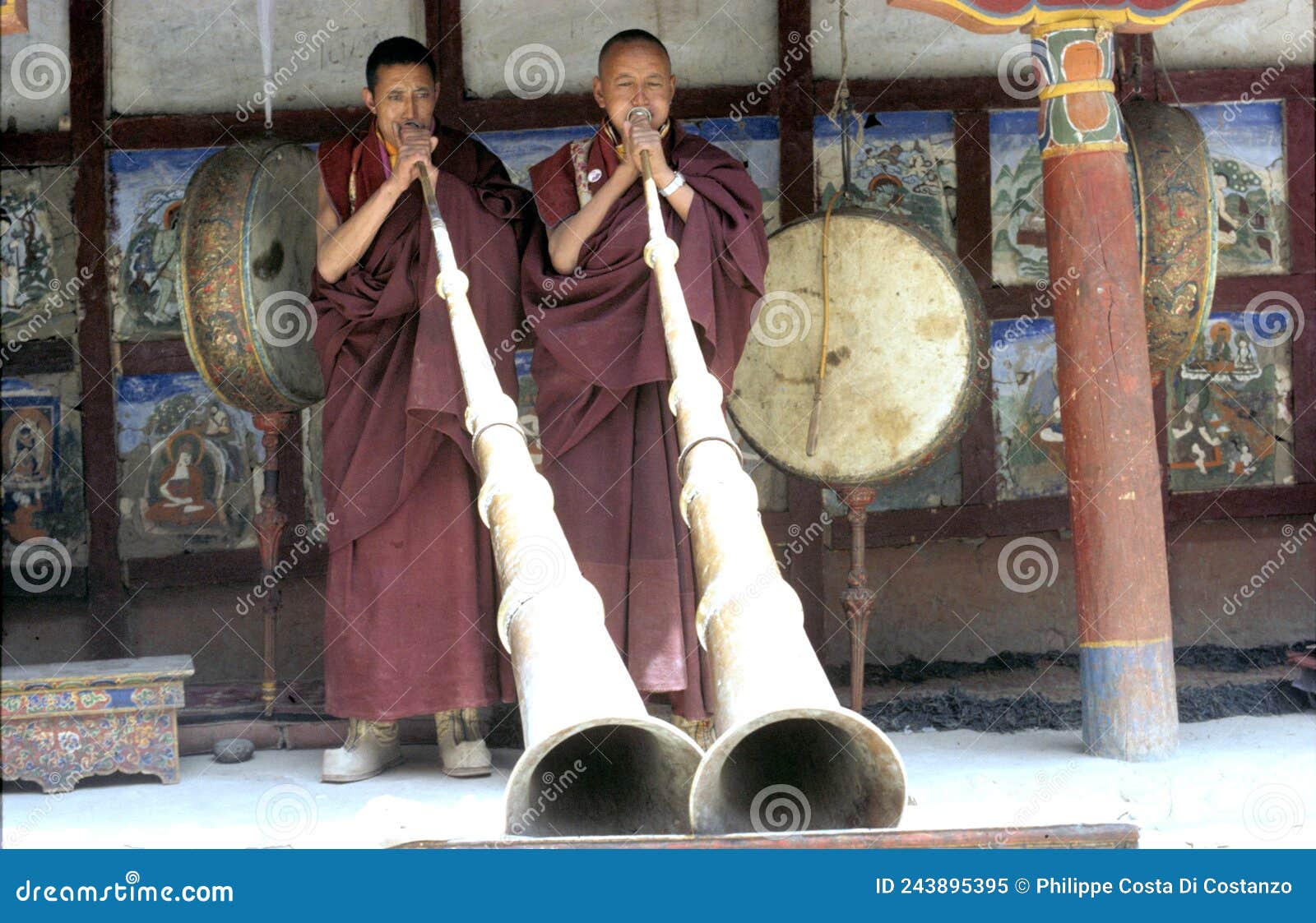 Tibetische Hörner Genannt Dungchen in Hämis Kloster Ladakh India Juli ... Tibetische Hörner Genannt Dungchen in Hämis Kloster Ladakh India Juli ...