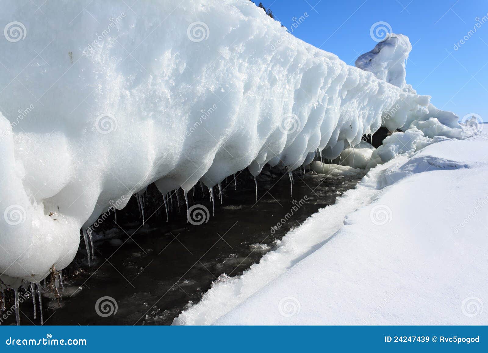 Tidal crack, White sea stock image. Image of polar, brake - 24247439