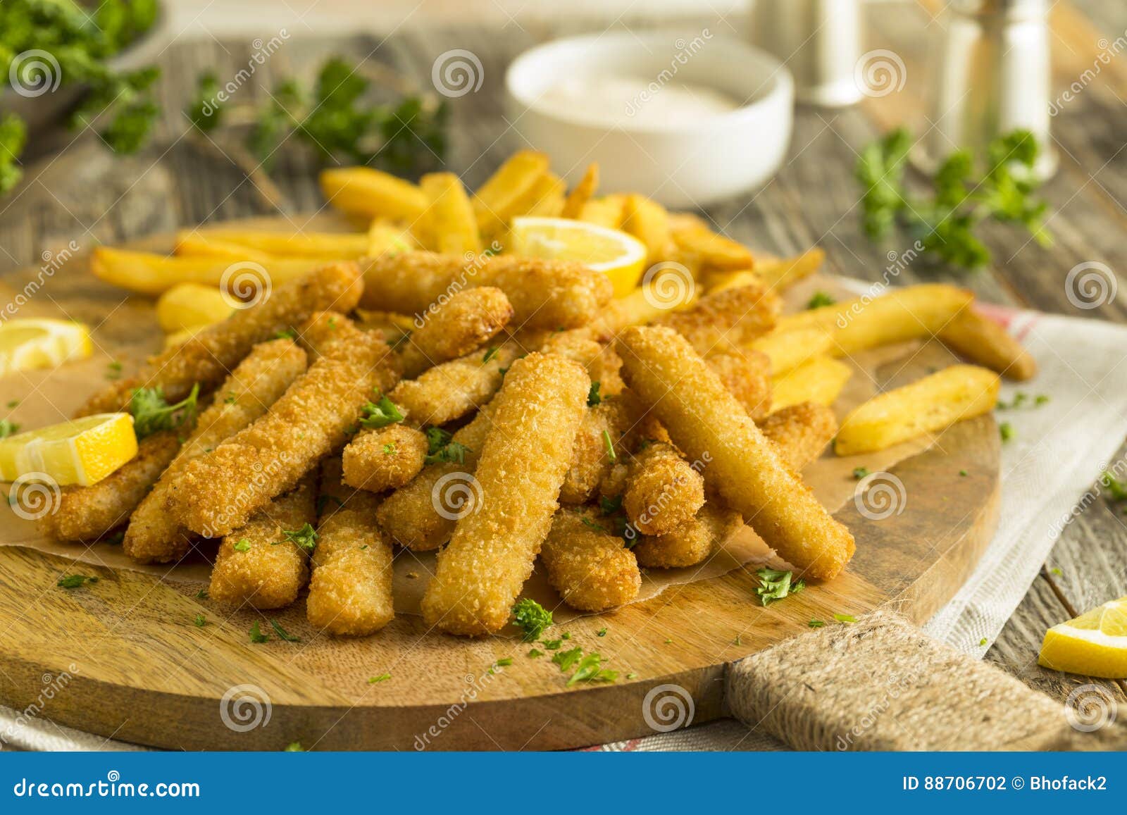 Tiefer Fried Fish Sticks Mit Pommes-Frites Stockfoto - Bild von schnell ...