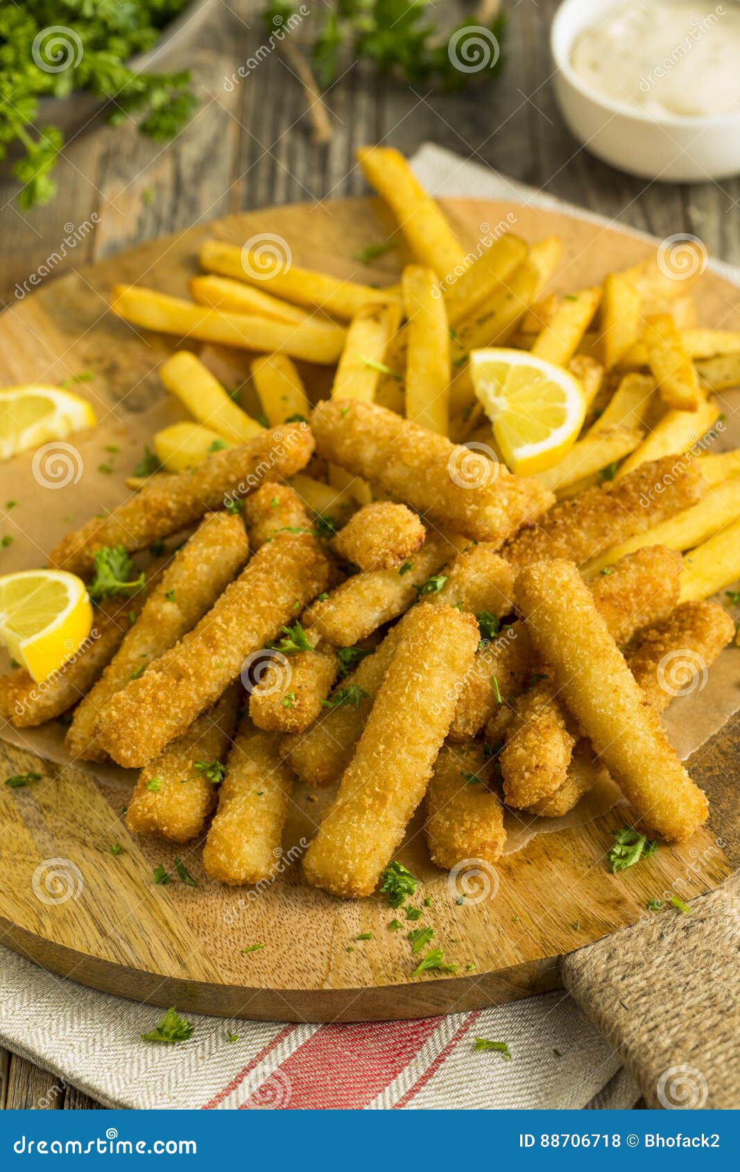 Tiefer Fried Fish Sticks Mit Pommes-Frites Stockfoto - Bild von kochen ...