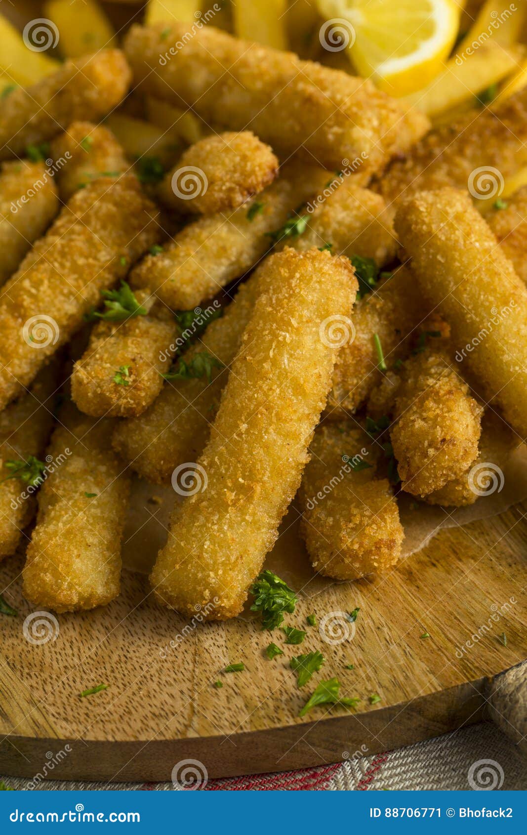 Tiefer Fried Fish Sticks Mit Pommes-Frites Stockbild - Bild von fische ...