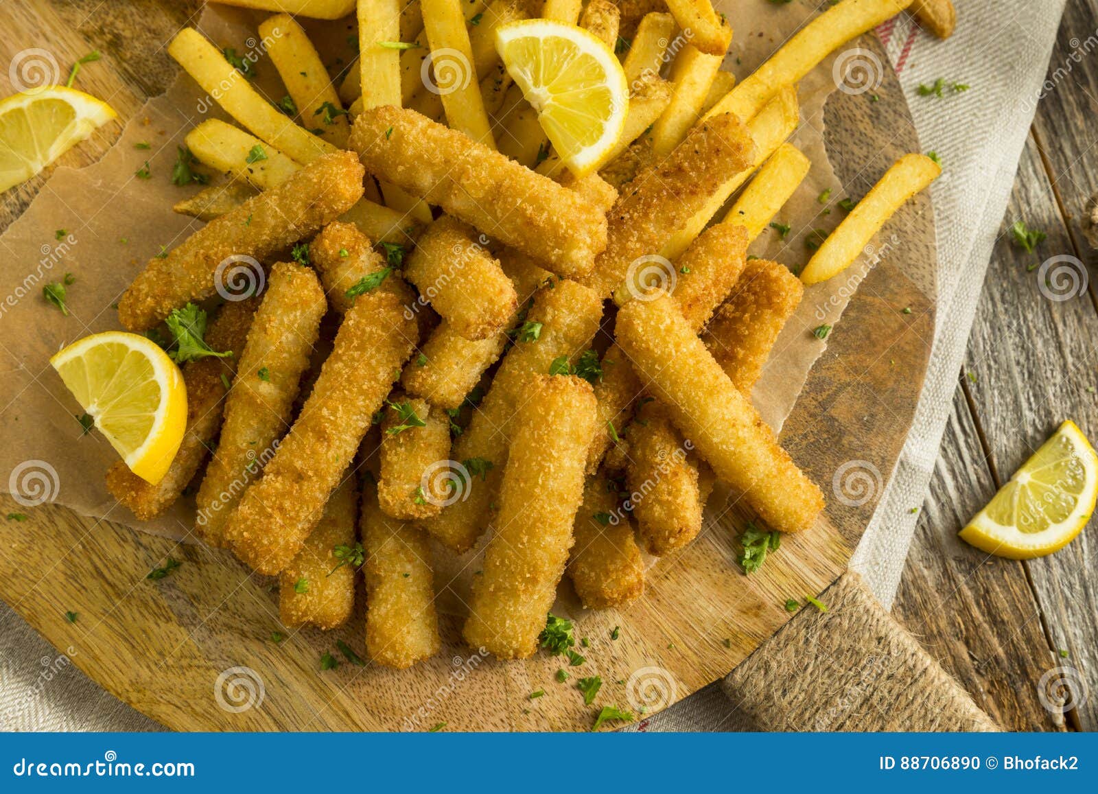 Tiefer Fried Fish Sticks Mit Pommes-Frites Stockfoto - Bild von ...
