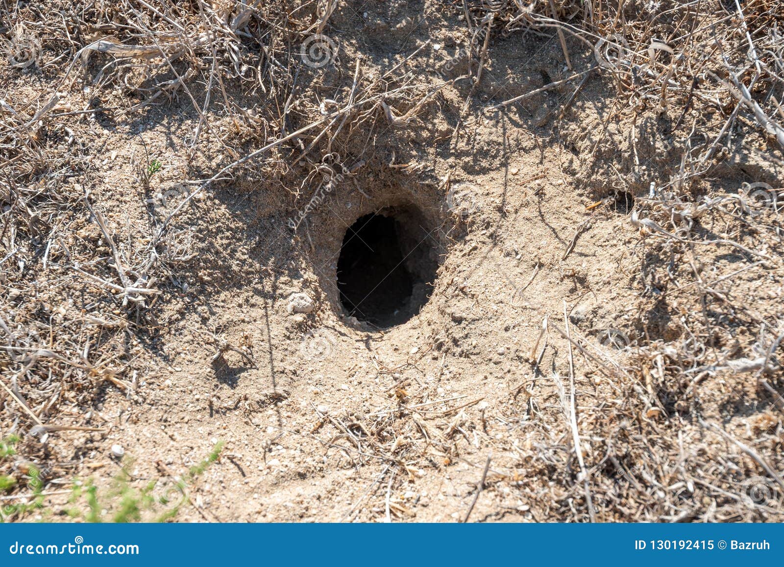 Tiefes Loch im Boden stockbild. Bild von frech, sprung - 130192415