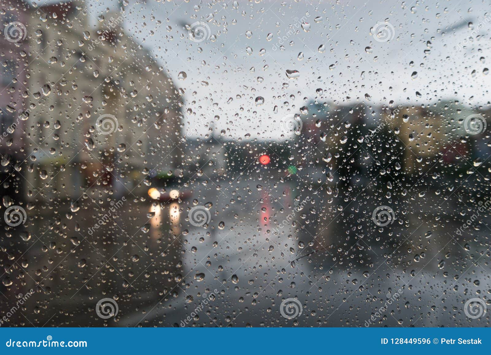 Tiempo lluvioso en ciudad foto de archivo. Imagen de lluvia - 128449596