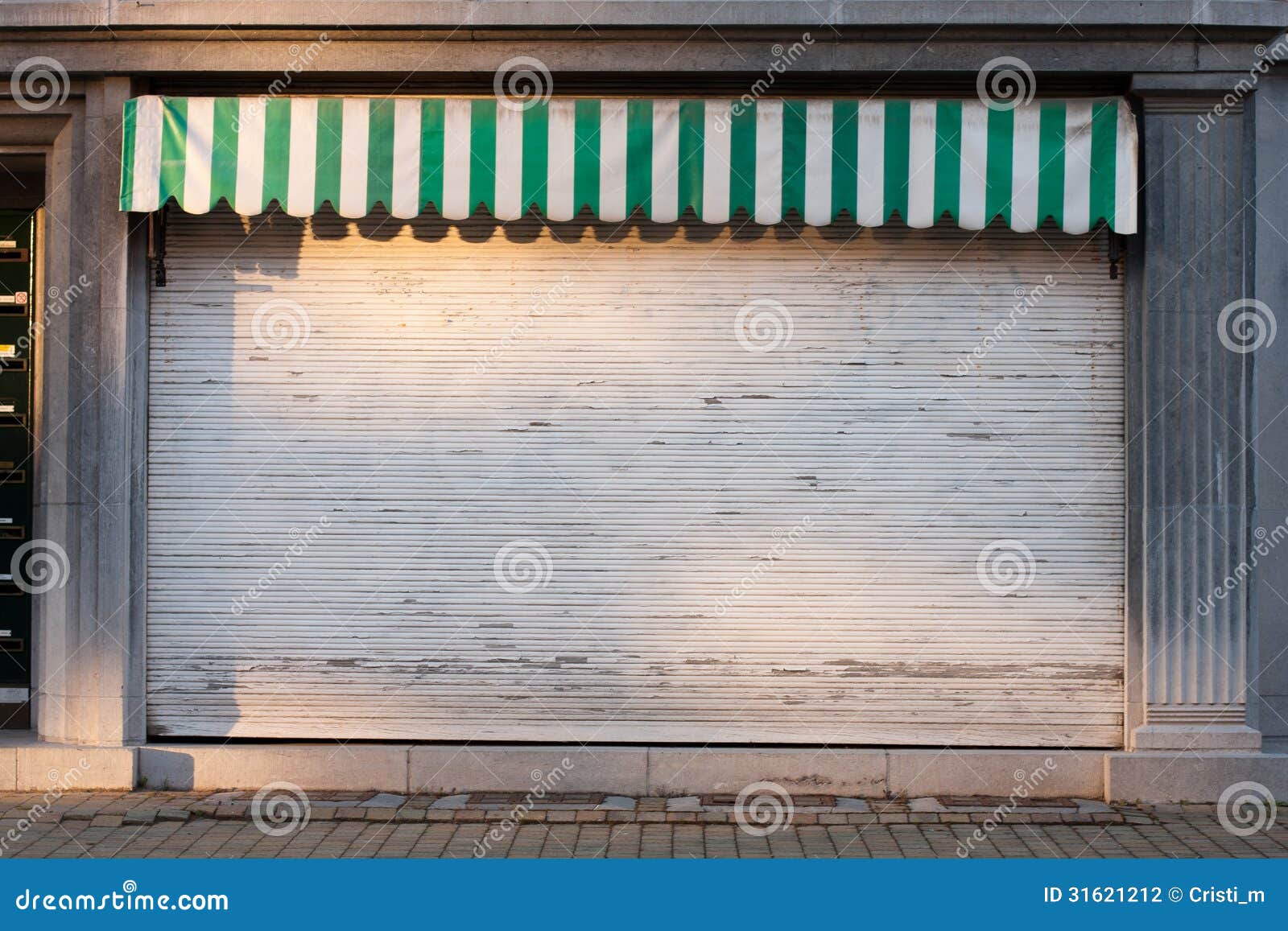 Tienda Cerrada Fotografía de archivo - Imagen: 31621212