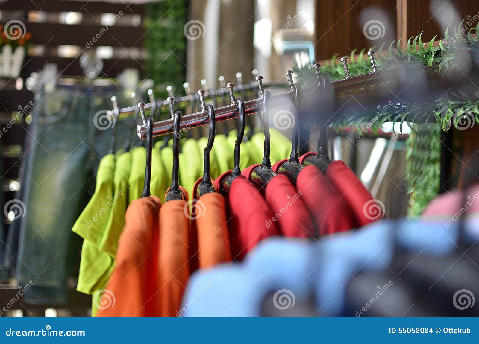 Tienda Con Diversas Compras De Ropa Foto de archivo - Imagen de ...