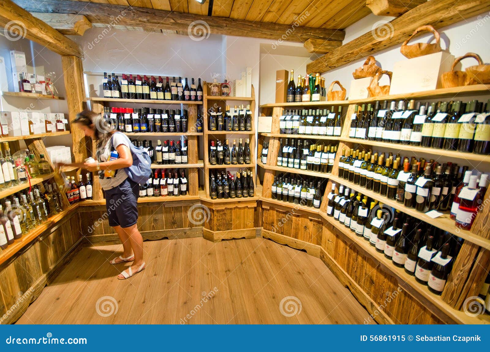 Tienda De Comidas Local En Castelrotto Imagen editorial - Imagen de ...