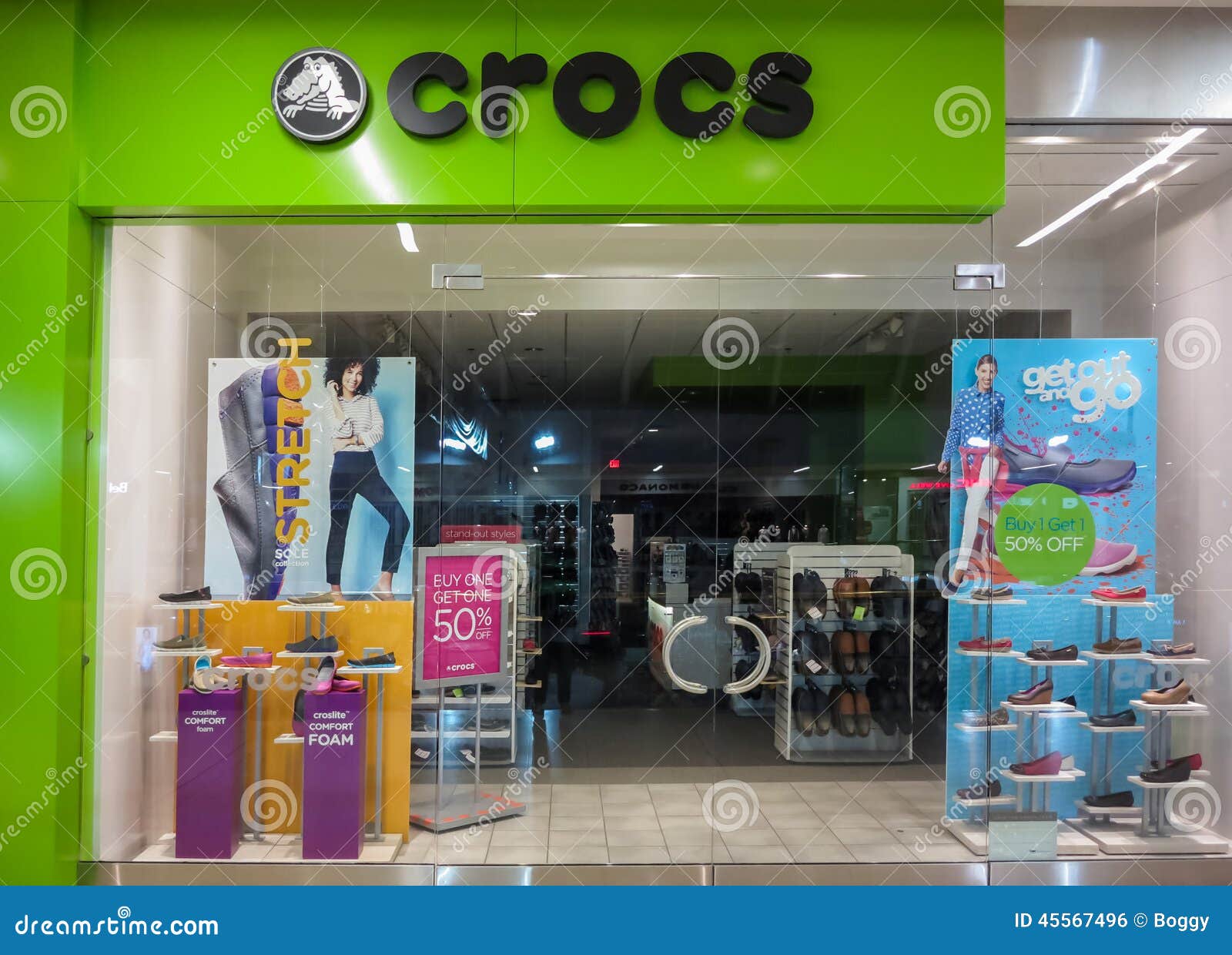 Tienda de Crocs foto editorial. Imagen de icono, marca - 45567496