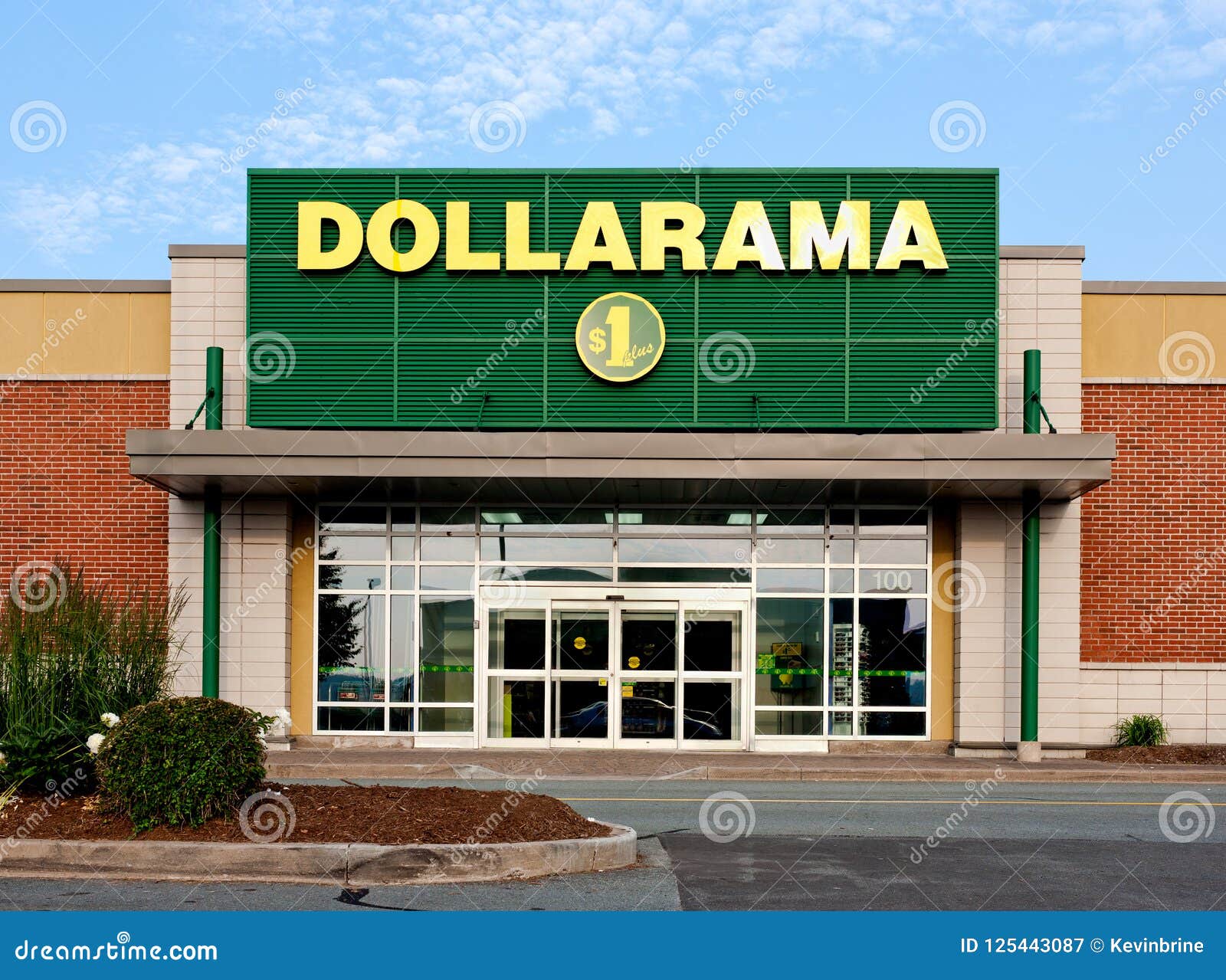 Tienda de Dollarama fotografía editorial. Imagen de edificio - 125443087