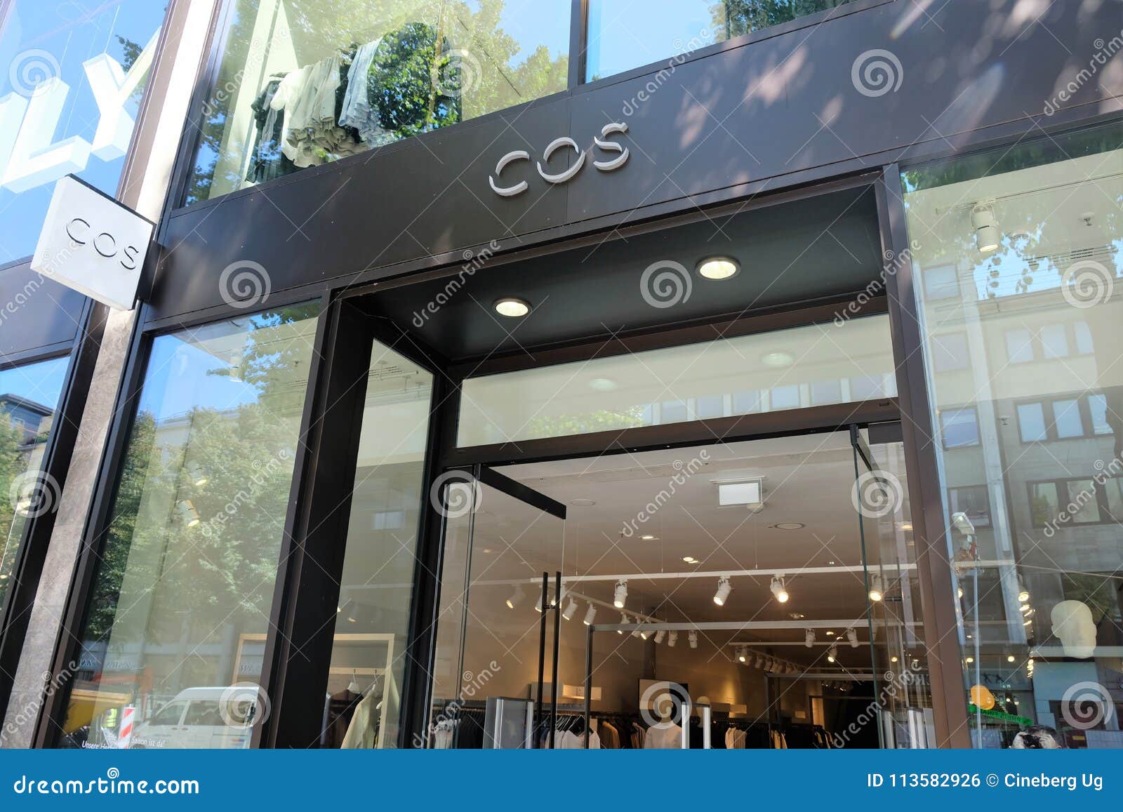 Tienda de la moda de COS foto editorial. Imagen de editorial - 113582926