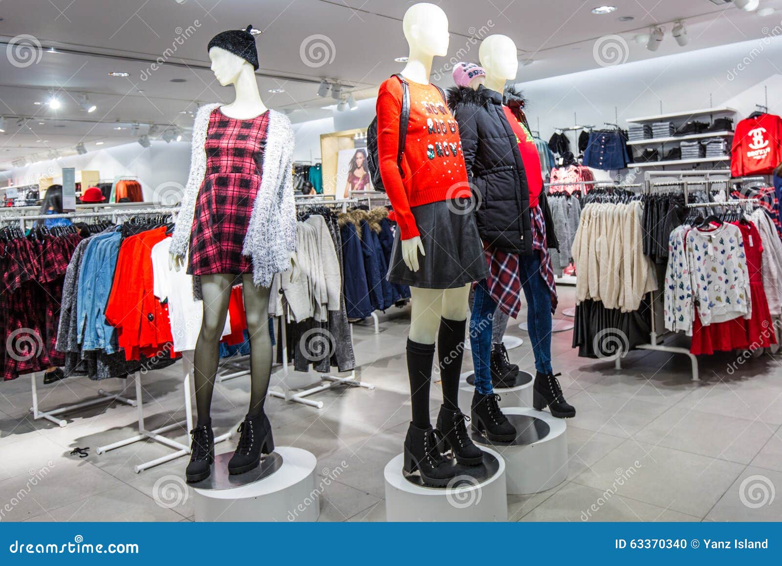 Tienda De La Ropa De Moda De Las Mujeres Imagen editorial - Imagen de ...
