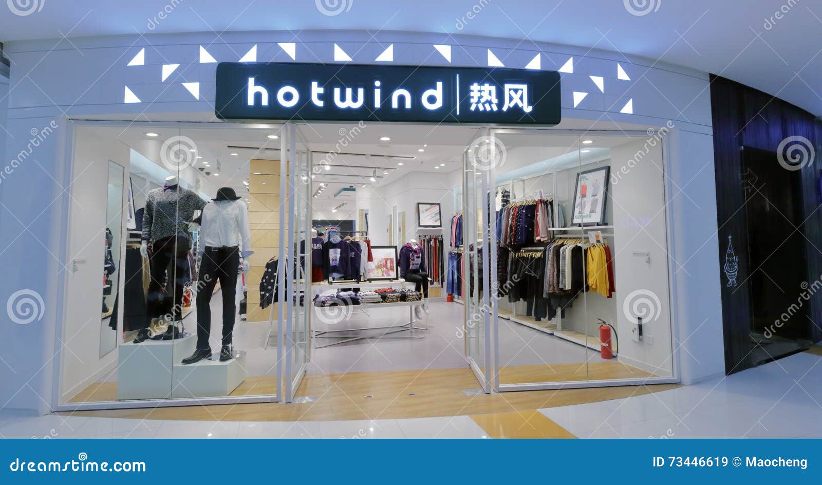 Tienda De La Ropa De Refeng (hotwind) Imagen de archivo editorial ...