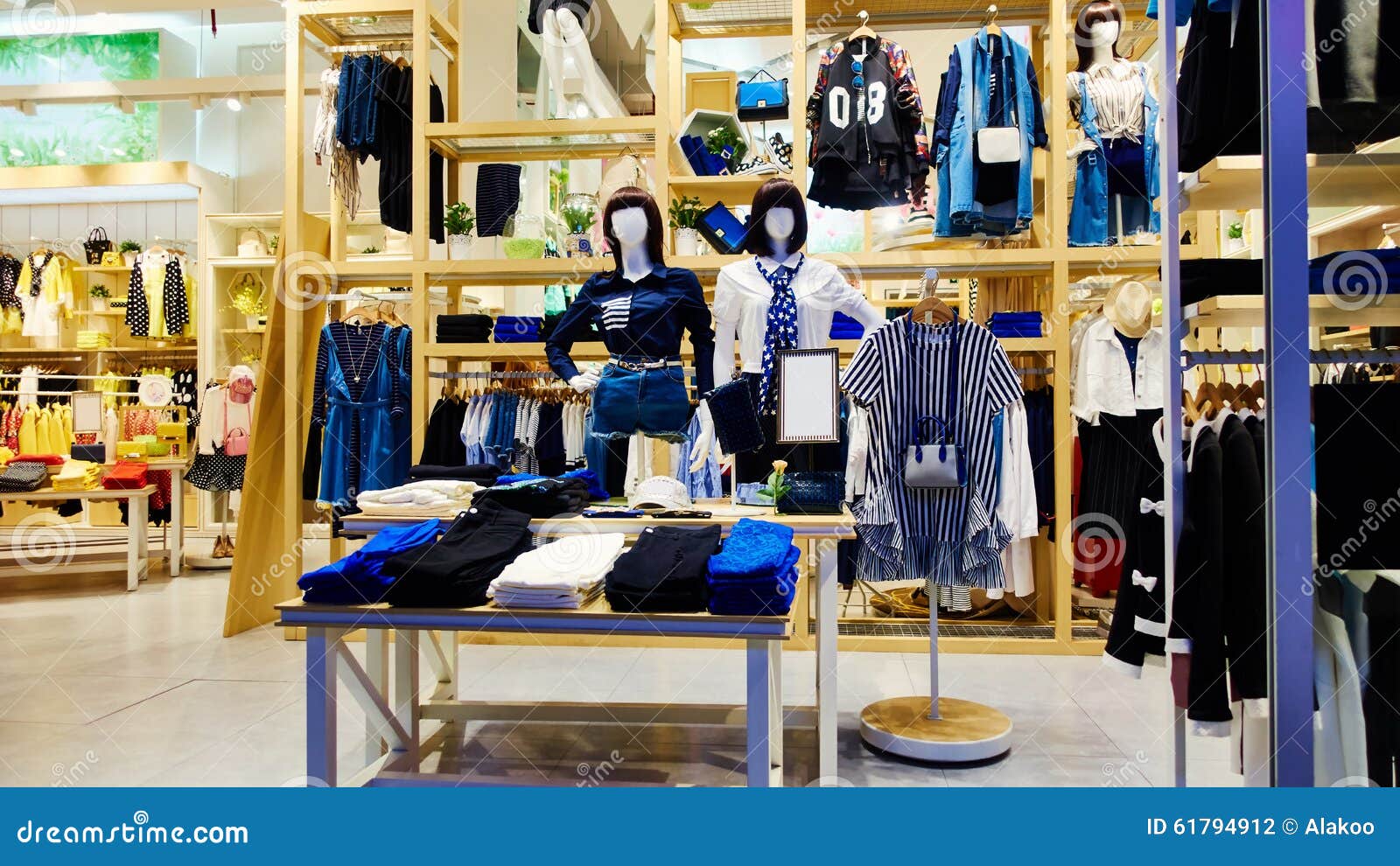 Tienda De La Tienda De Ropa Foto de archivo - Imagen de ropa, mujer ...