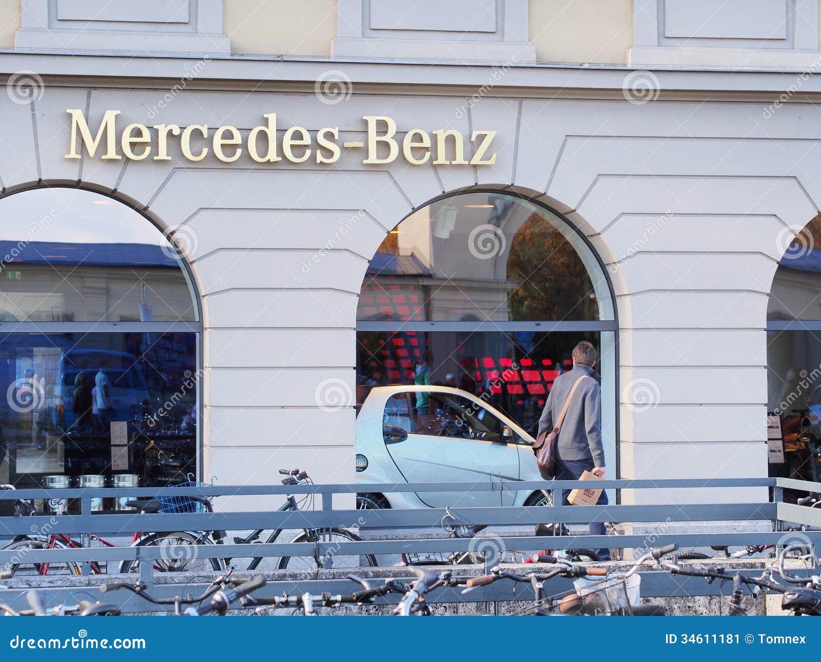 Tienda de Mercedes-Benz foto editorial. Imagen de espacio - 34611181