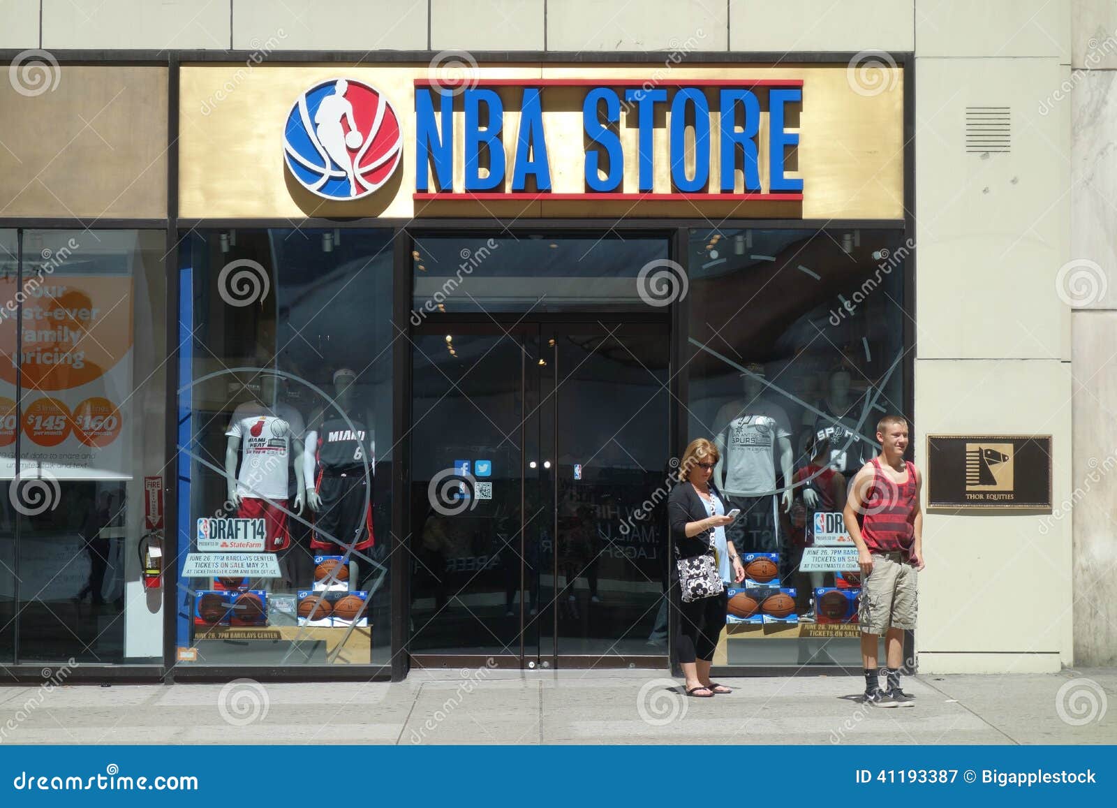 Tienda de NBA fotografía editorial. Imagen de avenida - 41193387