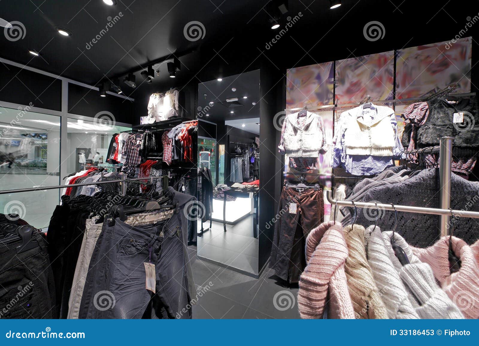 Tienda De Ropa a Estrenar Europea Imagen de archivo - Imagen de ...