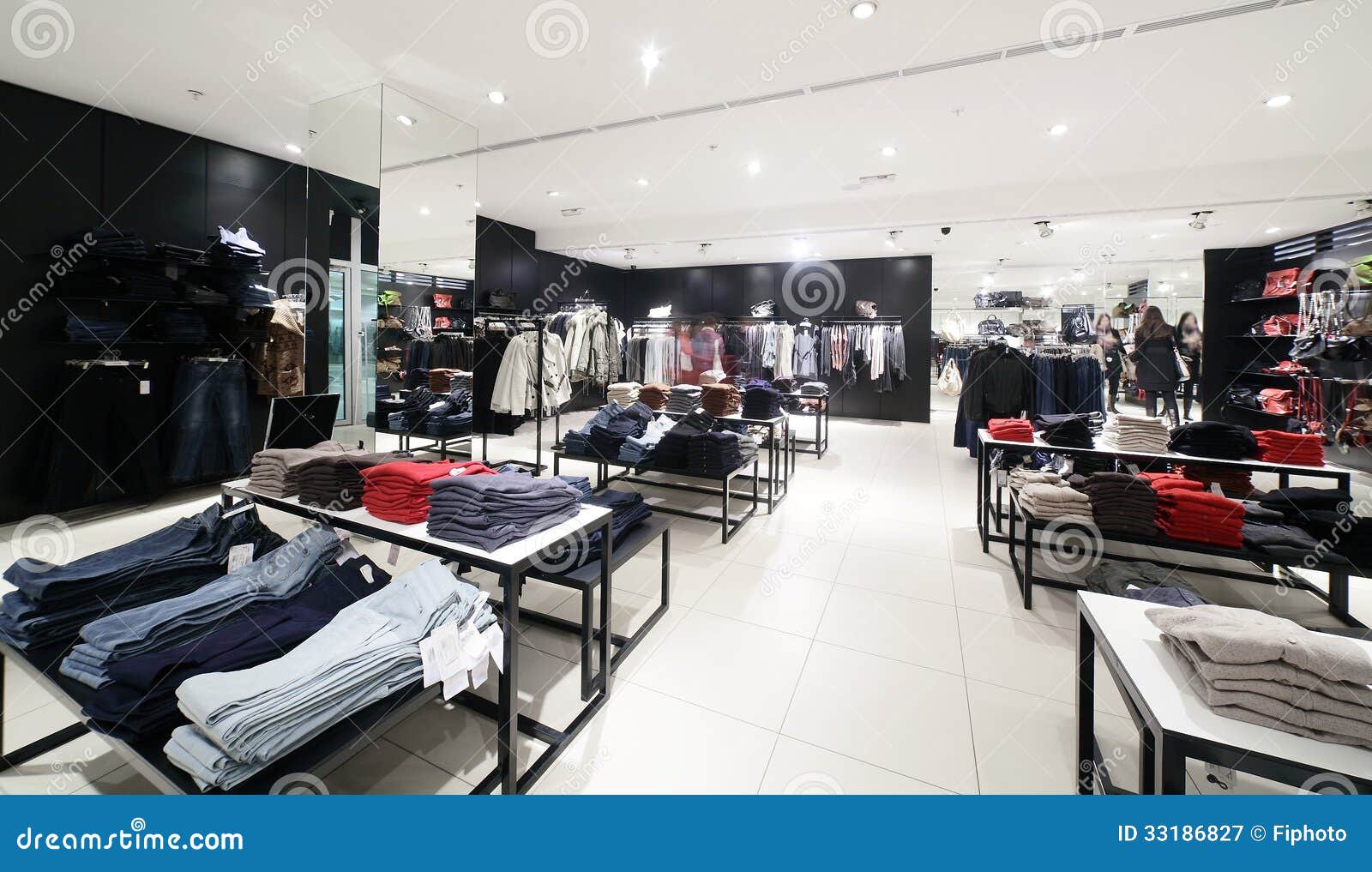 Tienda De Ropa a Estrenar Europea Imagen de archivo - Imagen de tienda ...
