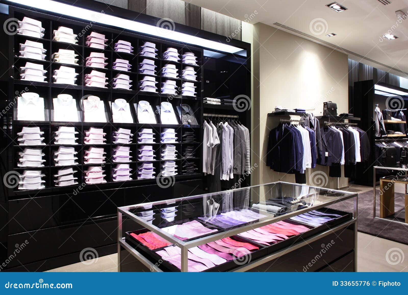 Tienda De Ropa a Estrenar Europea Foto de archivo - Imagen de negro ...