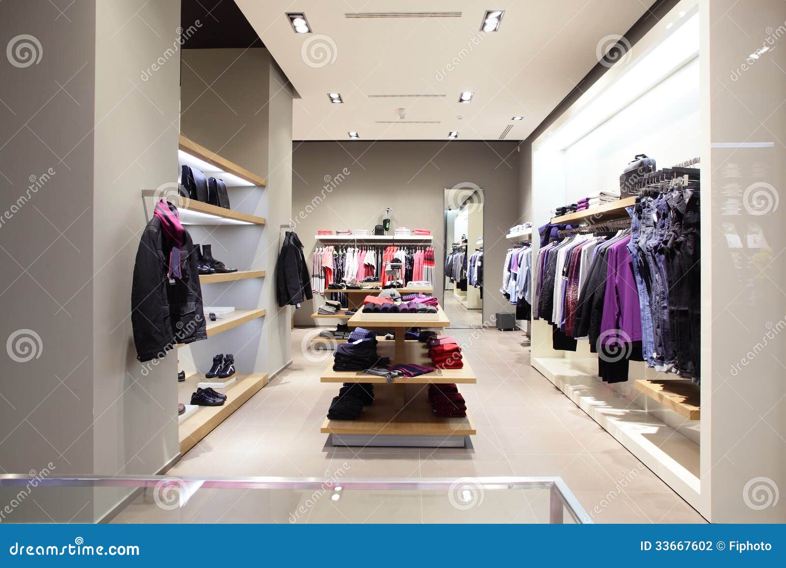 Tienda De Ropa a Estrenar Europea Foto de archivo - Imagen de marca ...