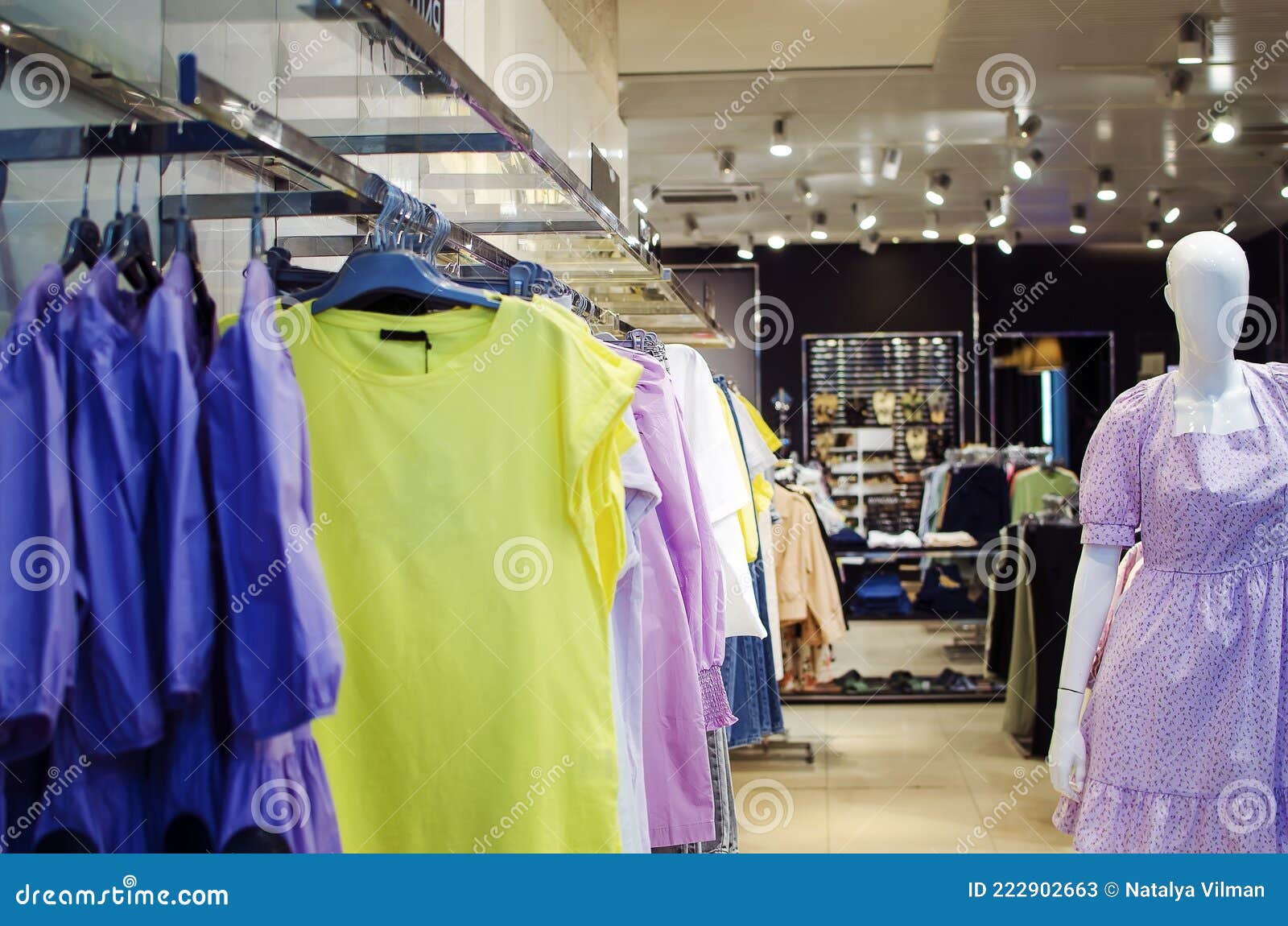 Tienda De Ropa De Mujer De Moda Imagen de archivo - Imagen de barra ...