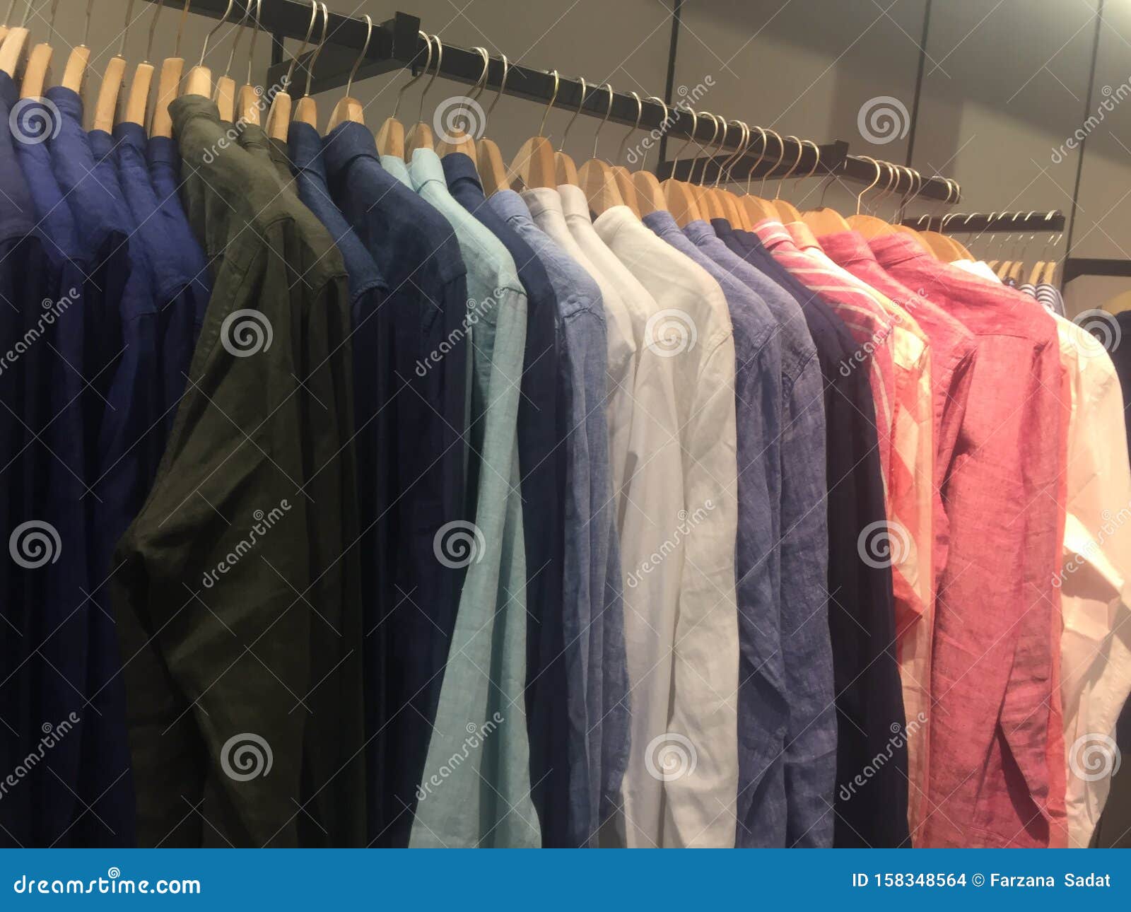 Tienda de ropa para damas foto de archivo. Imagen de puente - 158348564