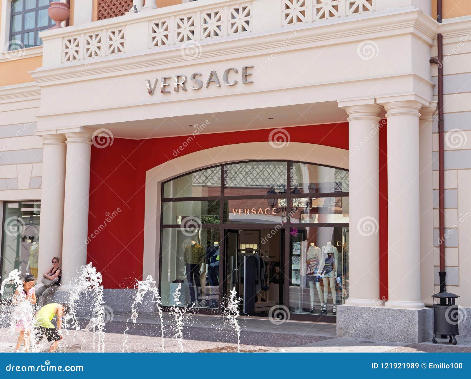 Tienda De Versace En Roma, Italia Imagen de archivo editorial - Imagen ...