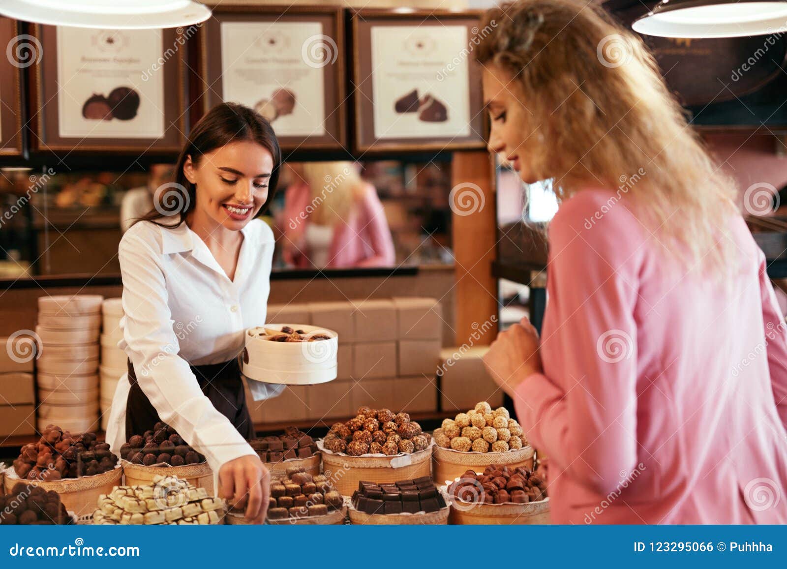 Tienda Del Chocolate Dulces De Compra Del Chocolate De La Mujer En ...