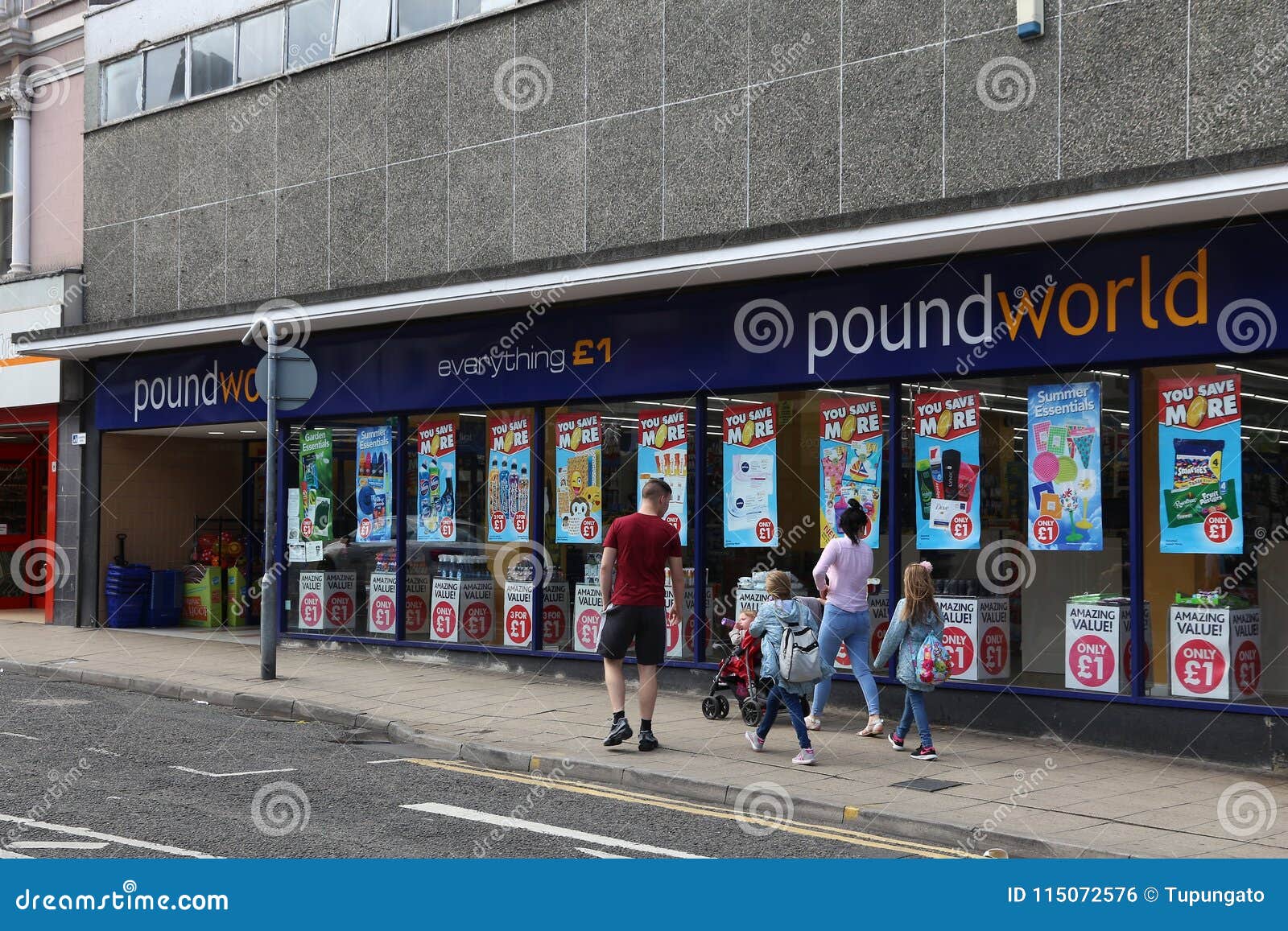 Tienda Del Descuento De Poundworld Foto editorial - Imagen de europeo ...