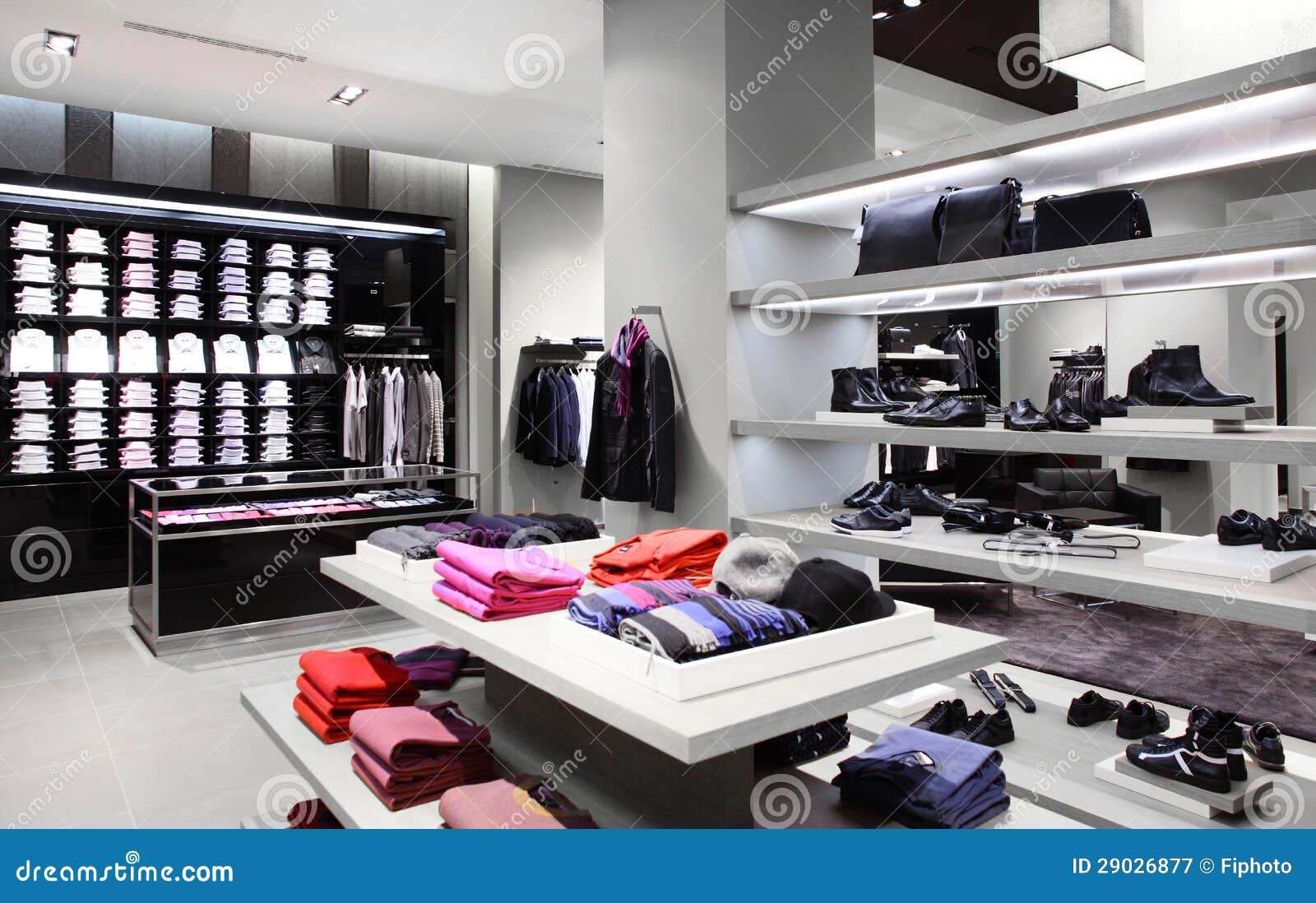 Tienda a Estrenar De La Ropa Imagen de archivo - Imagen de techo, lujo ...