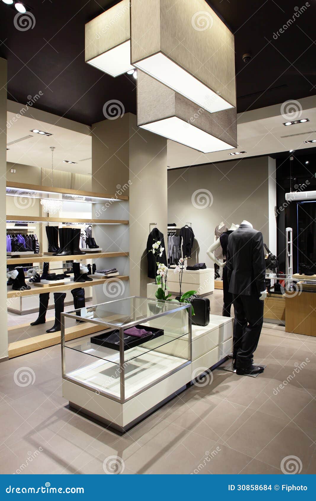 Tienda Moderna Y De La Moda De La Ropa Foto de archivo - Imagen de ...