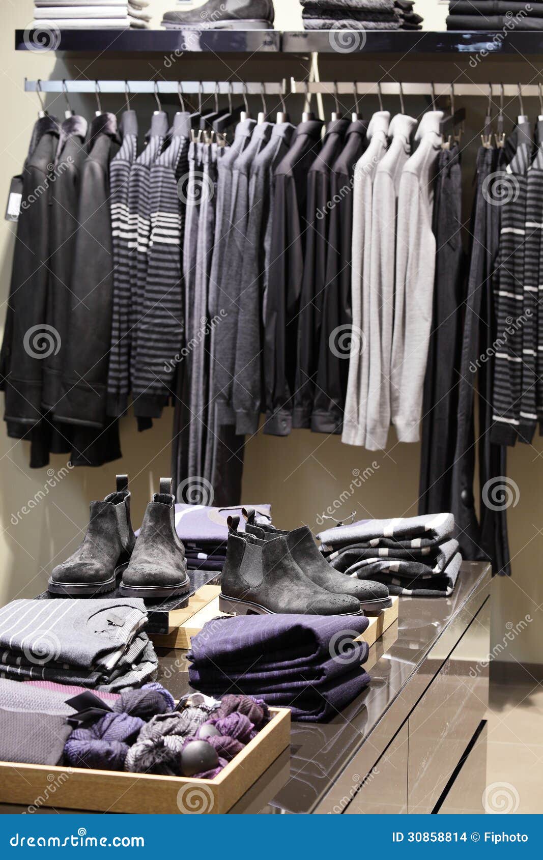 Tienda Moderna Y De La Moda De La Ropa Foto de archivo - Imagen de ...