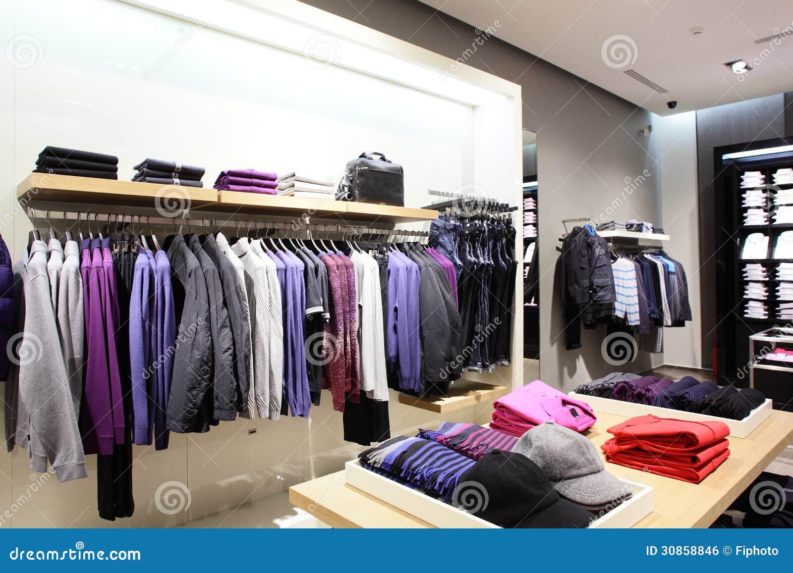 Tienda Moderna Y De La Moda De La Ropa Foto de archivo - Imagen de ...