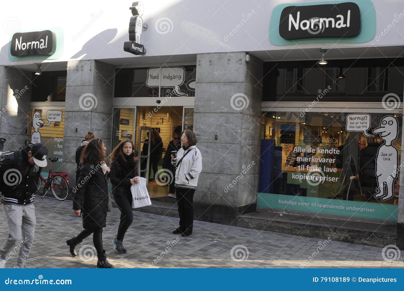 TIENDA NORMAL imagen de archivo editorial. Imagen de noticias - 79108189