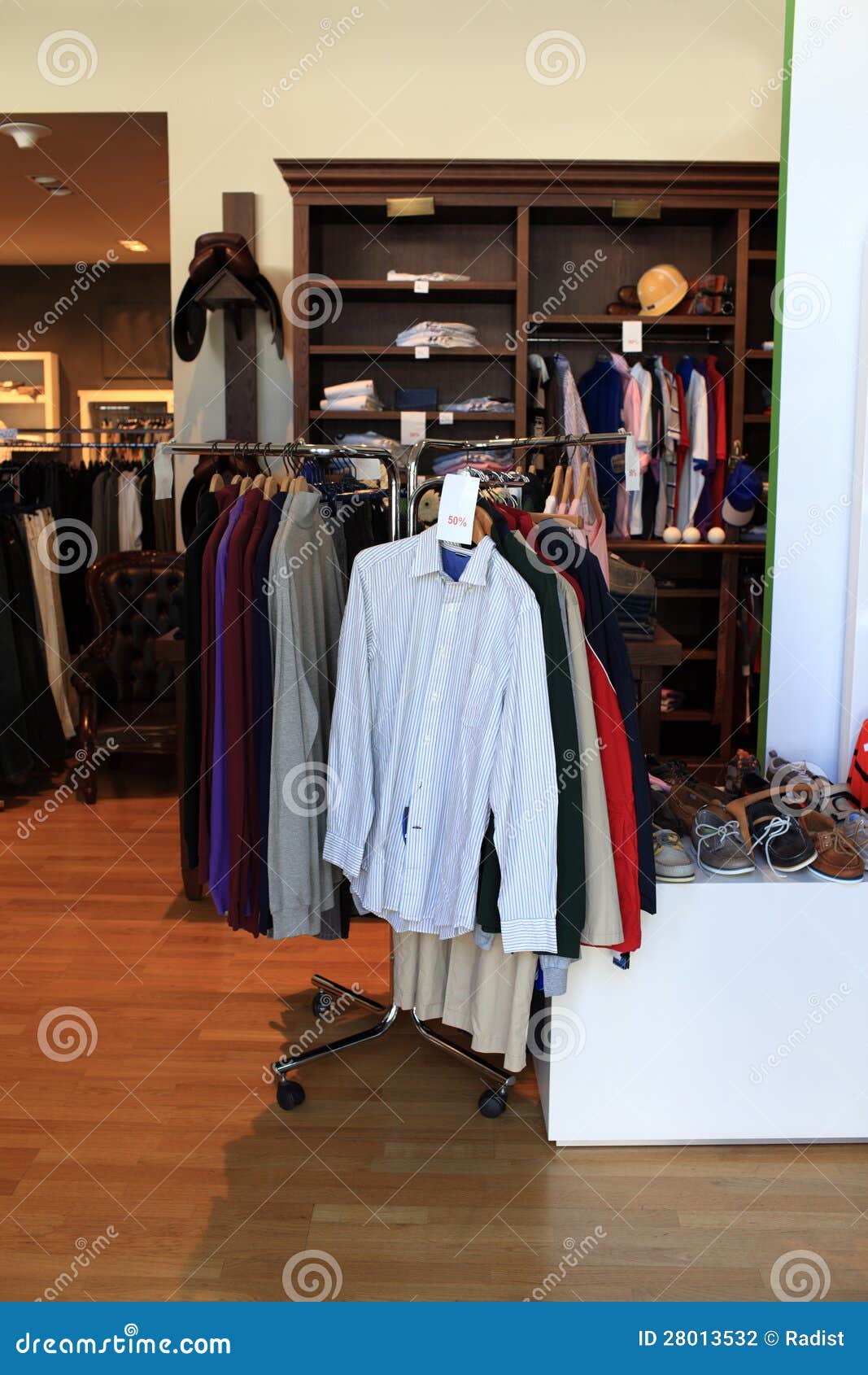 Tienda outlet foto de archivo. Imagen de interior, formal - 28013532