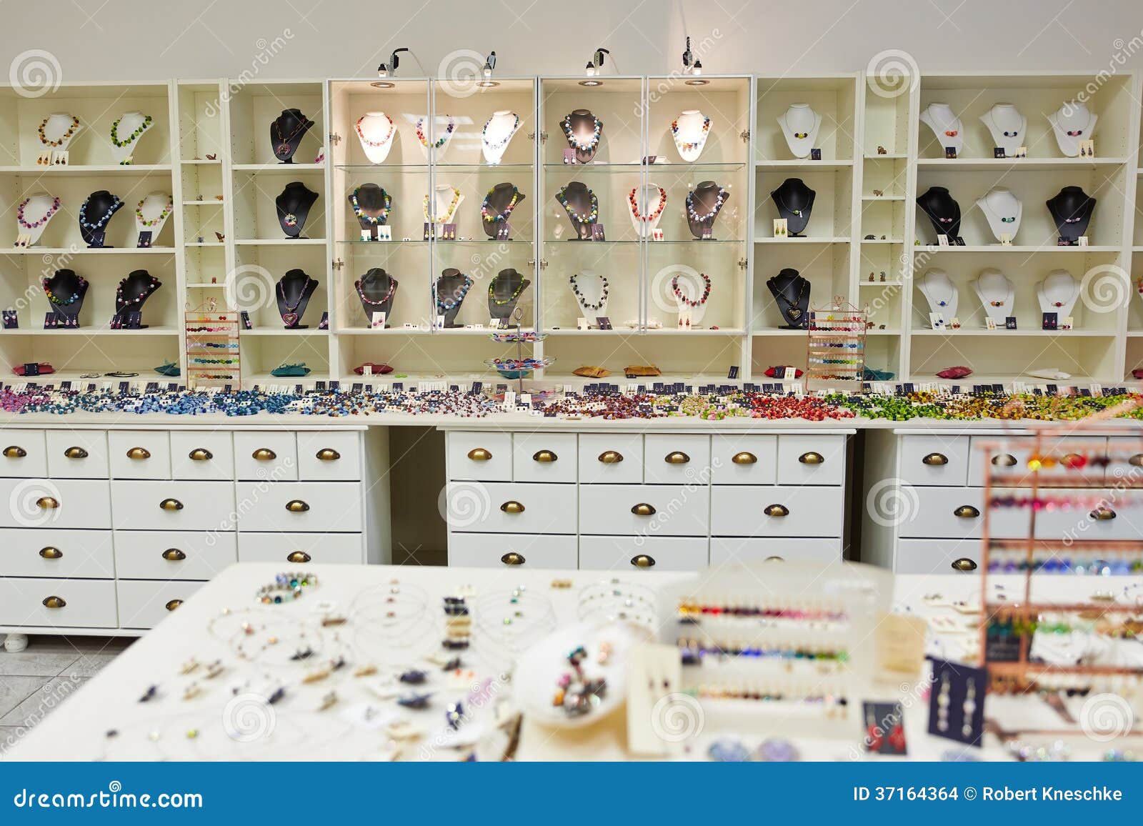 Tienda Que Suministra Con Joyería Foto de archivo - Imagen: 37164364