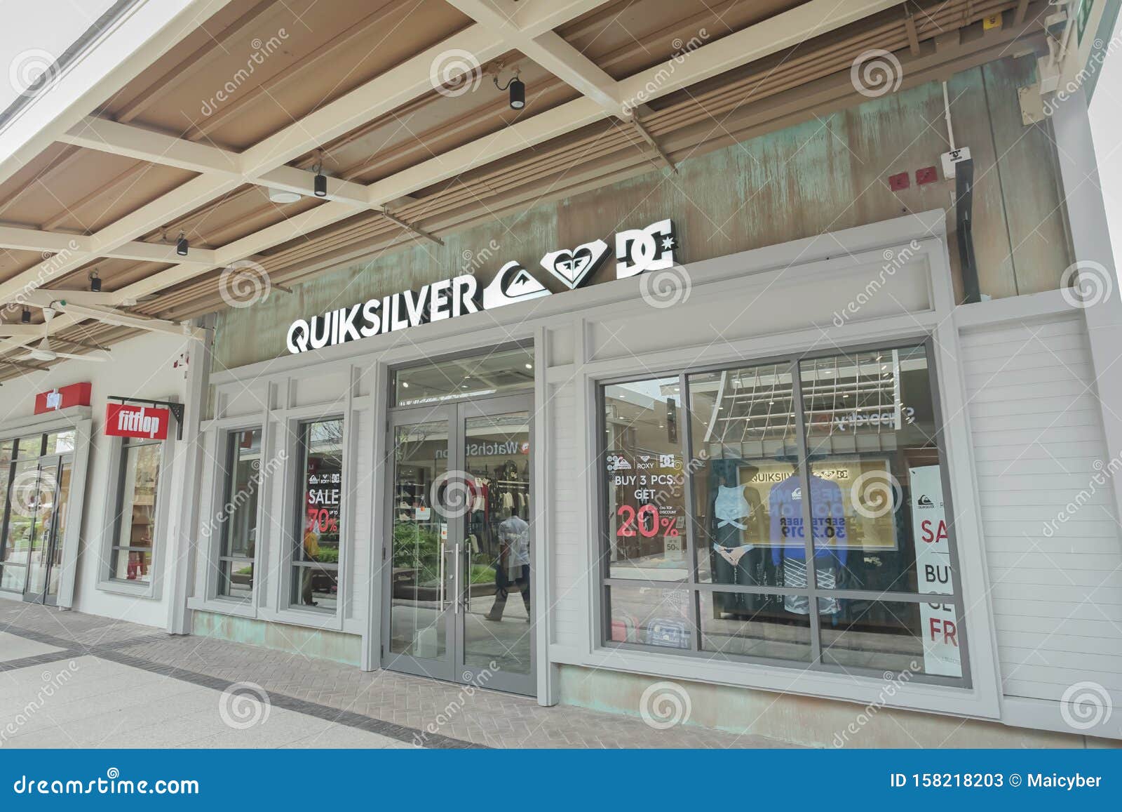 Tienda Quicksilver, Roxy Y DC En La Aldea Central Foto de archivo ...