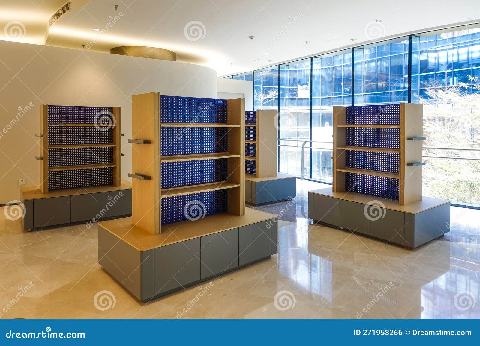 Tienda Vacía Edificio Comercial Moderno Foto de archivo - Imagen de comercial, pasillo: 271958266